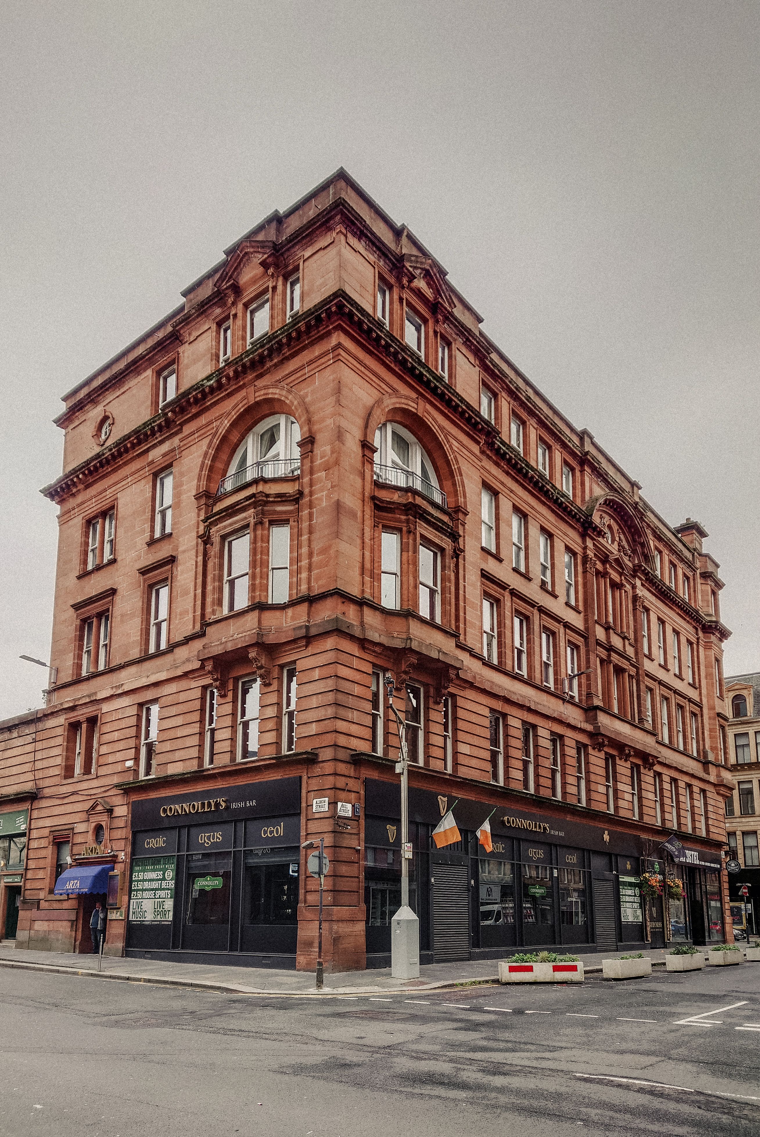 A large building on the corner of a street · Free Stock Photo