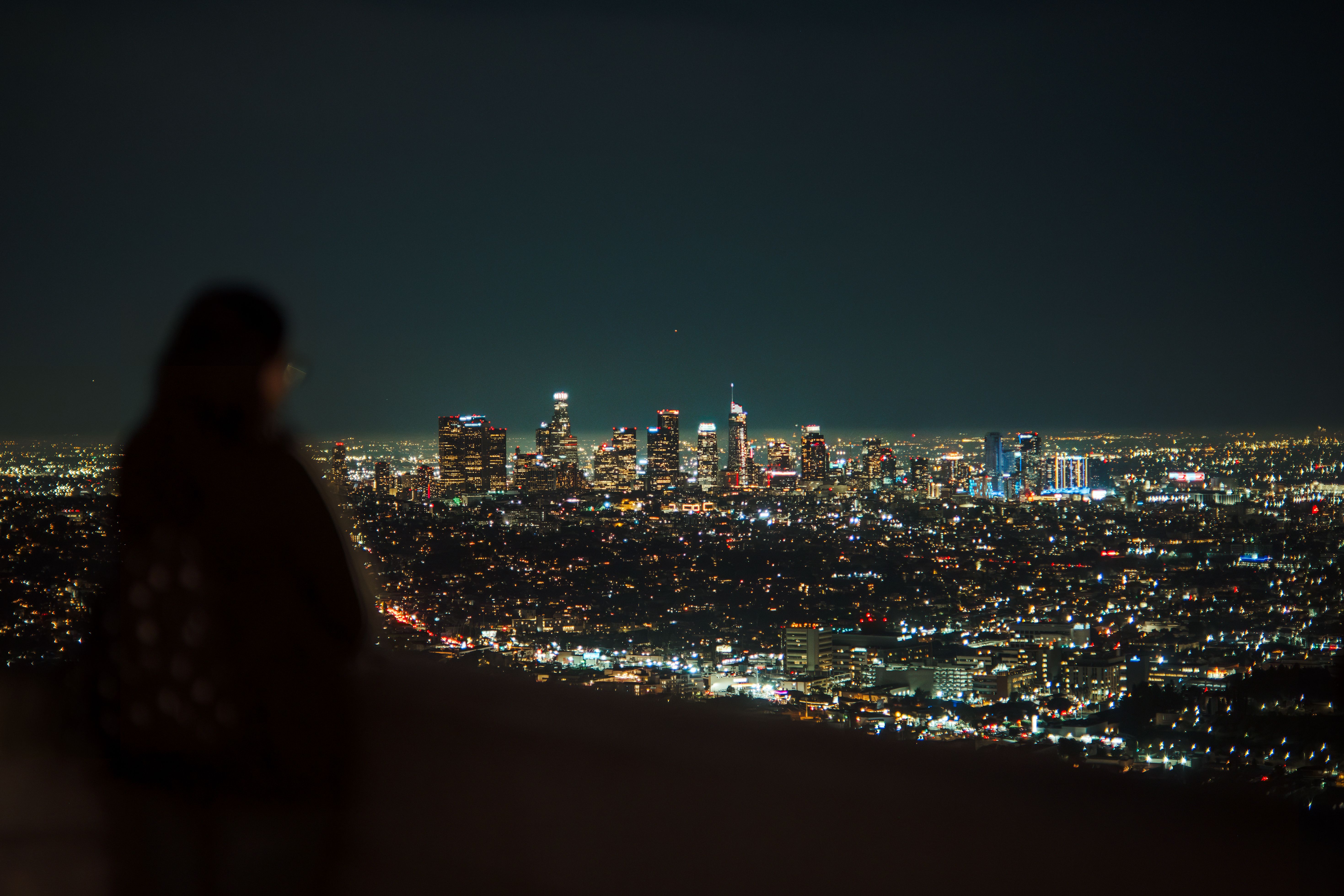 Mulheres Observando A Cidade à Noite · Foto profissional gratuita