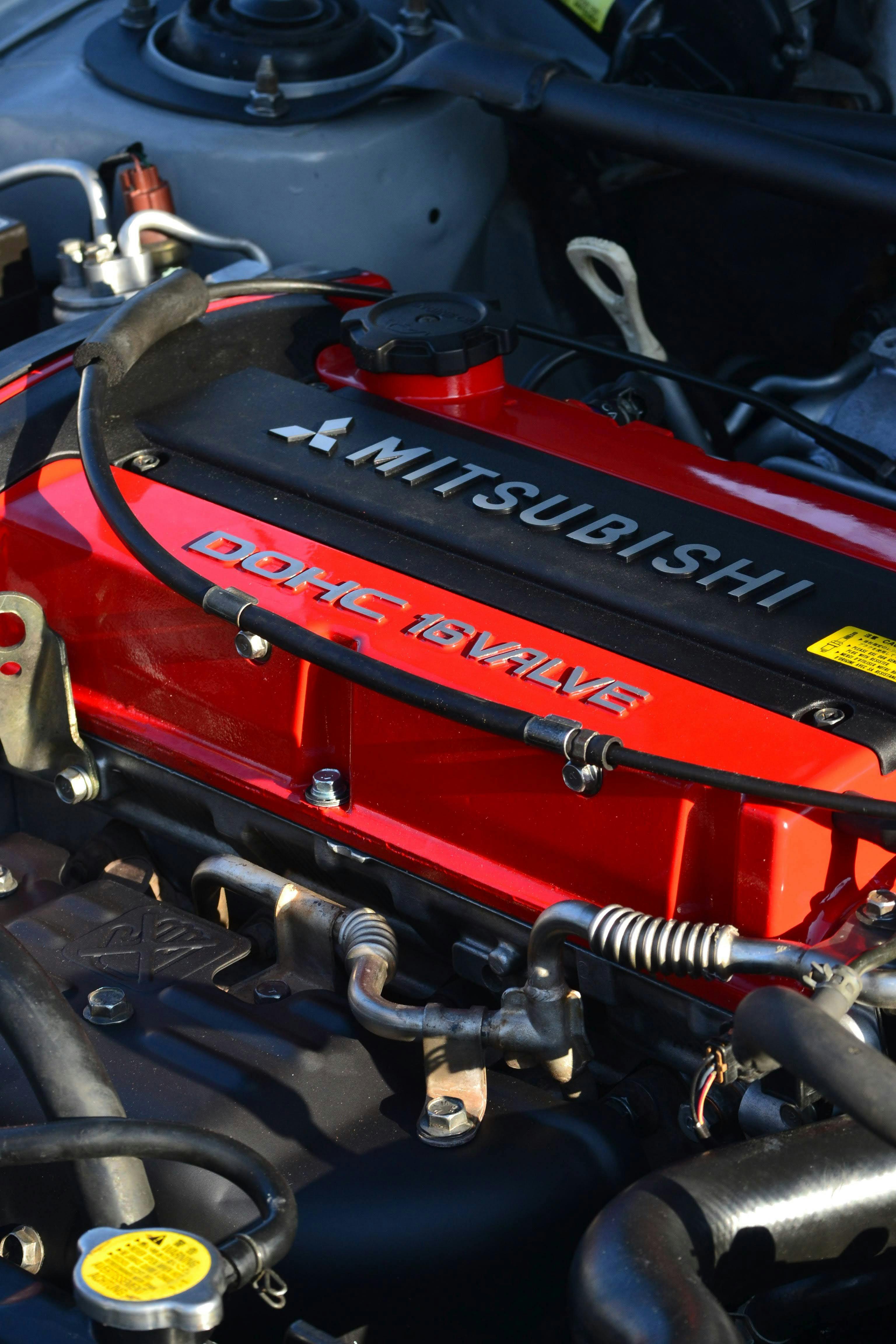 Chrome and Black Engine Display · Free Stock Photo