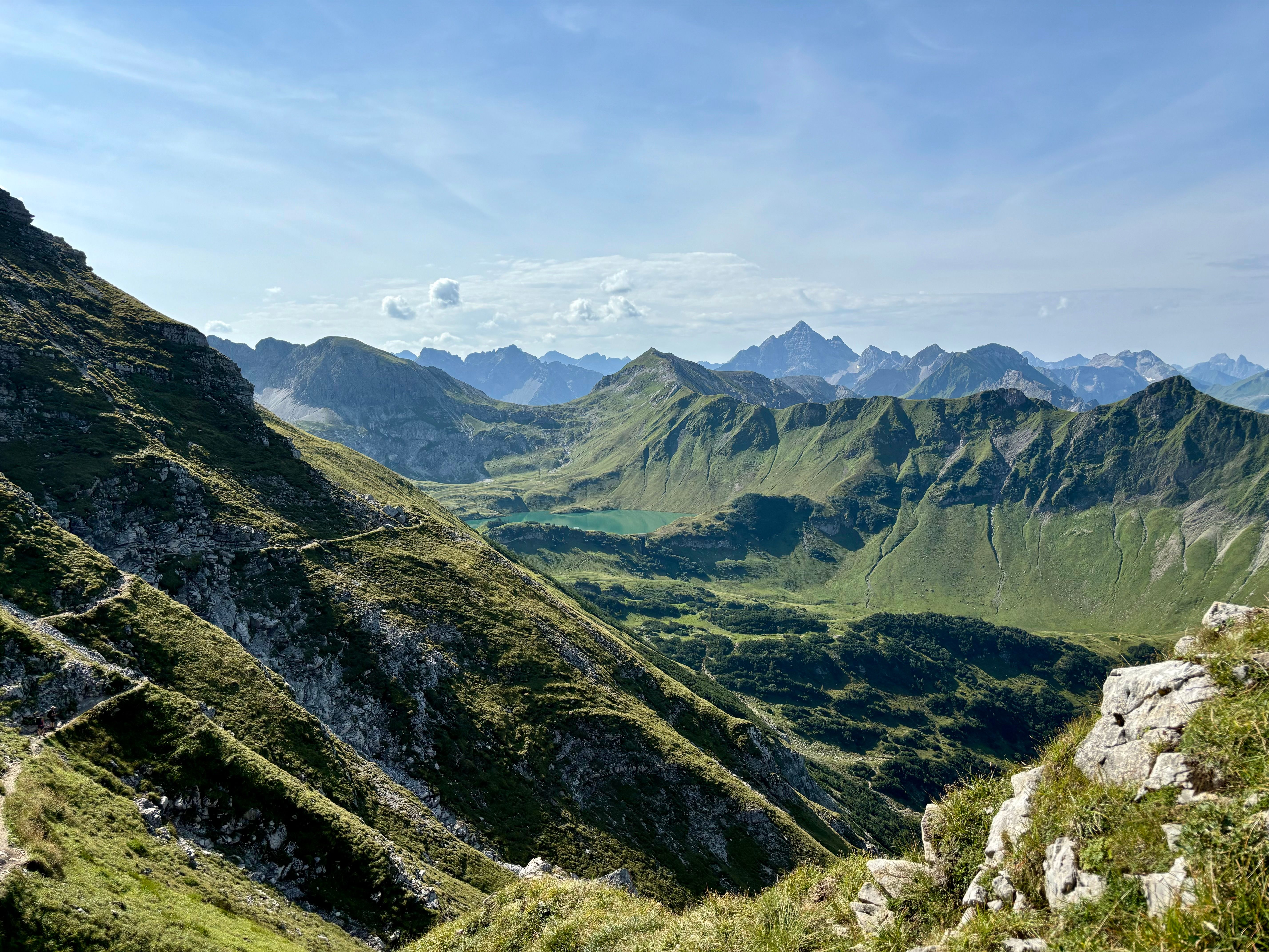 A mountain range with a valley in the middle · Free Stock Photo