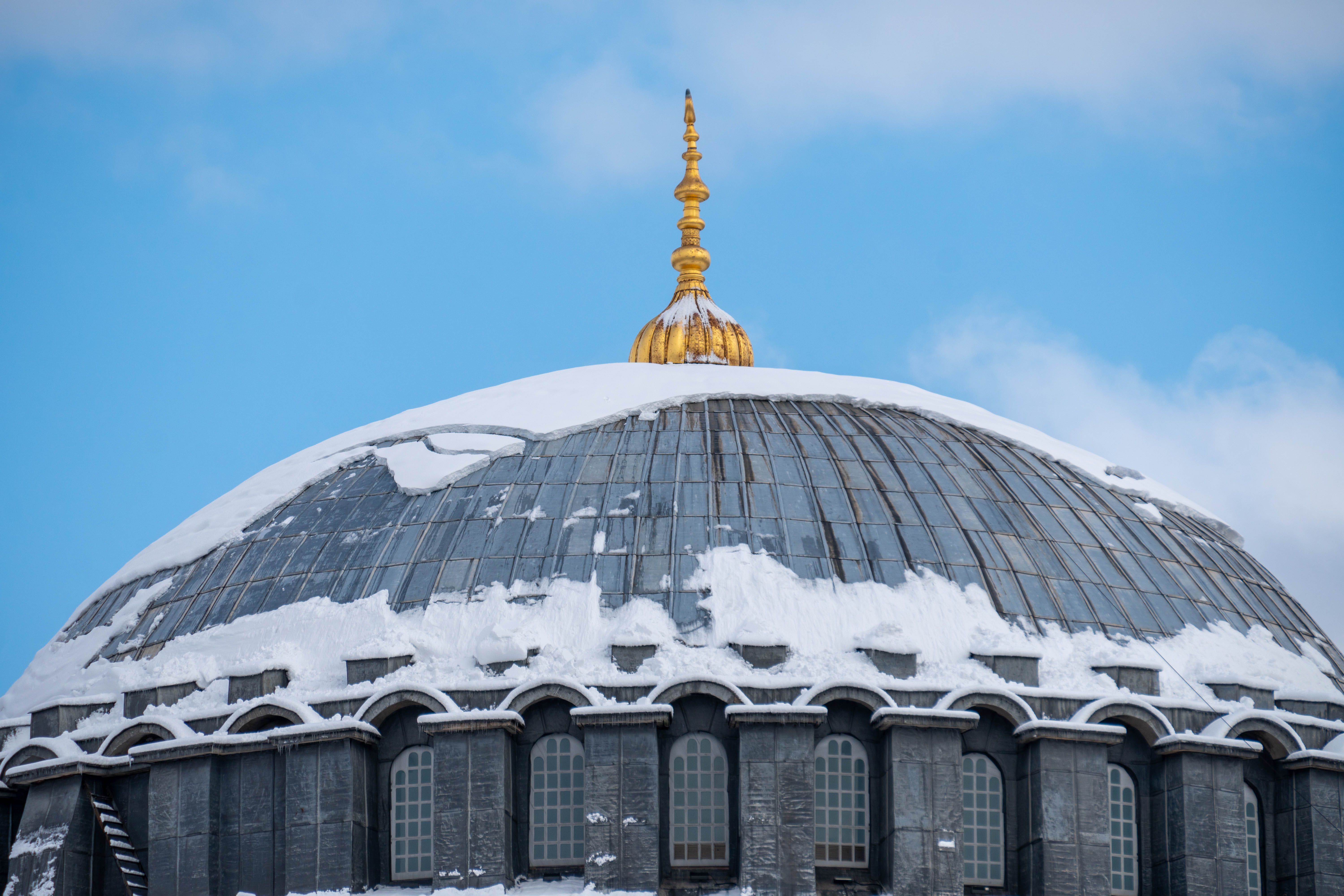 Snow on Dome of Mosque · Free Stock Photo