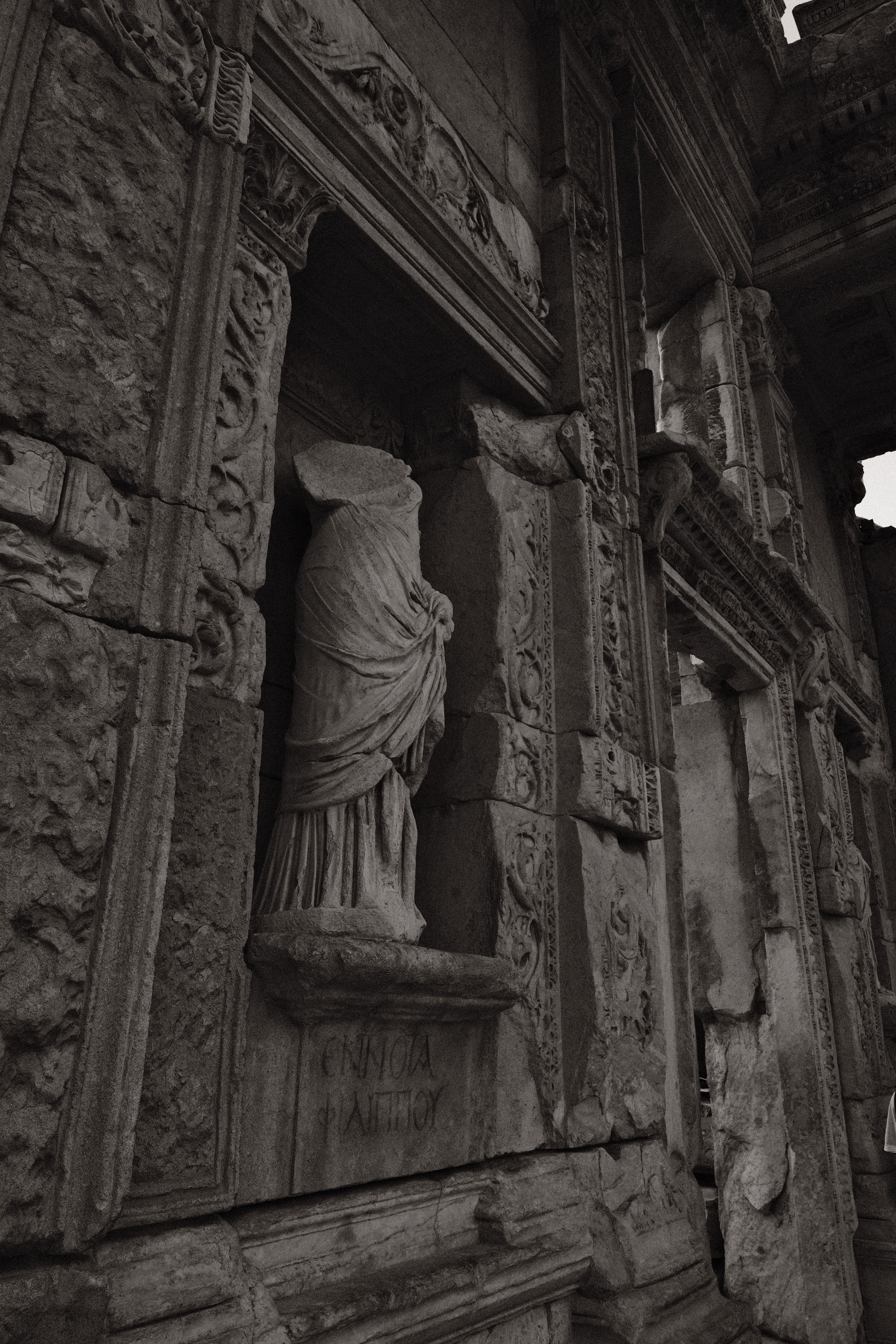 A statue is in the ruins of an ancient building · Free Stock Photo