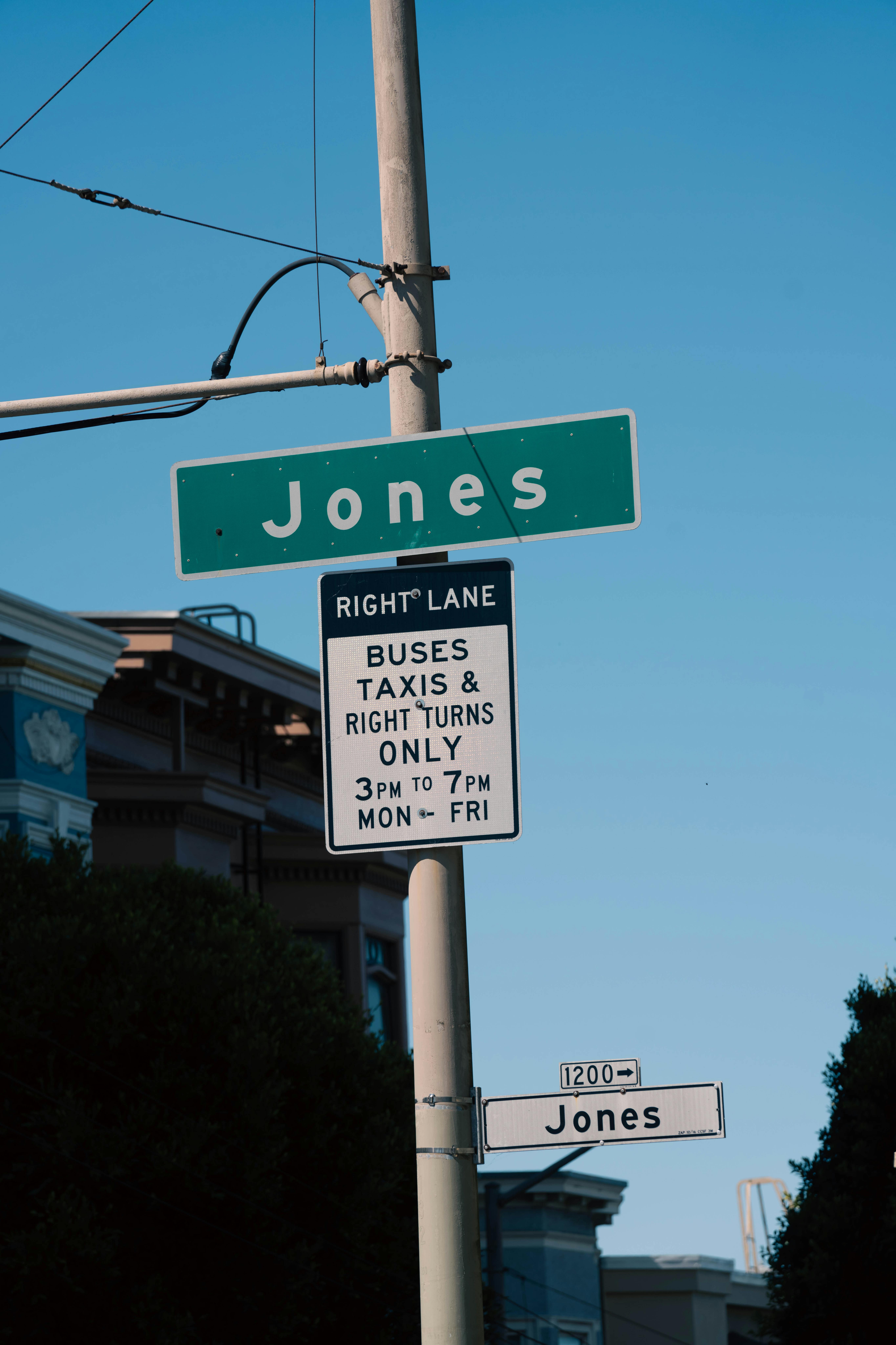 Street Sign and Traffic Rules on Jones Street · Free Stock Photo