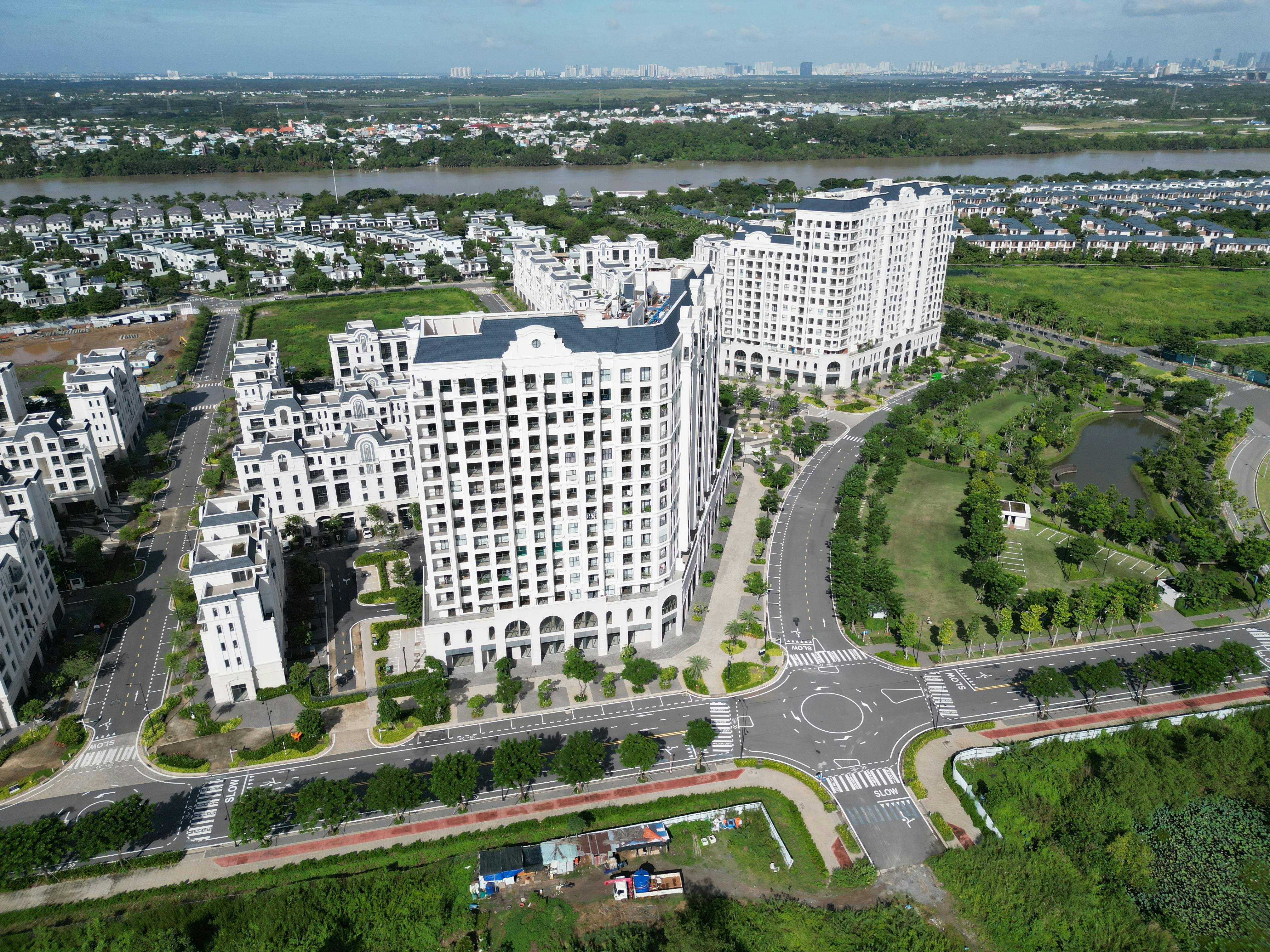 An aerial view of a large apartment complex · Free Stock Photo