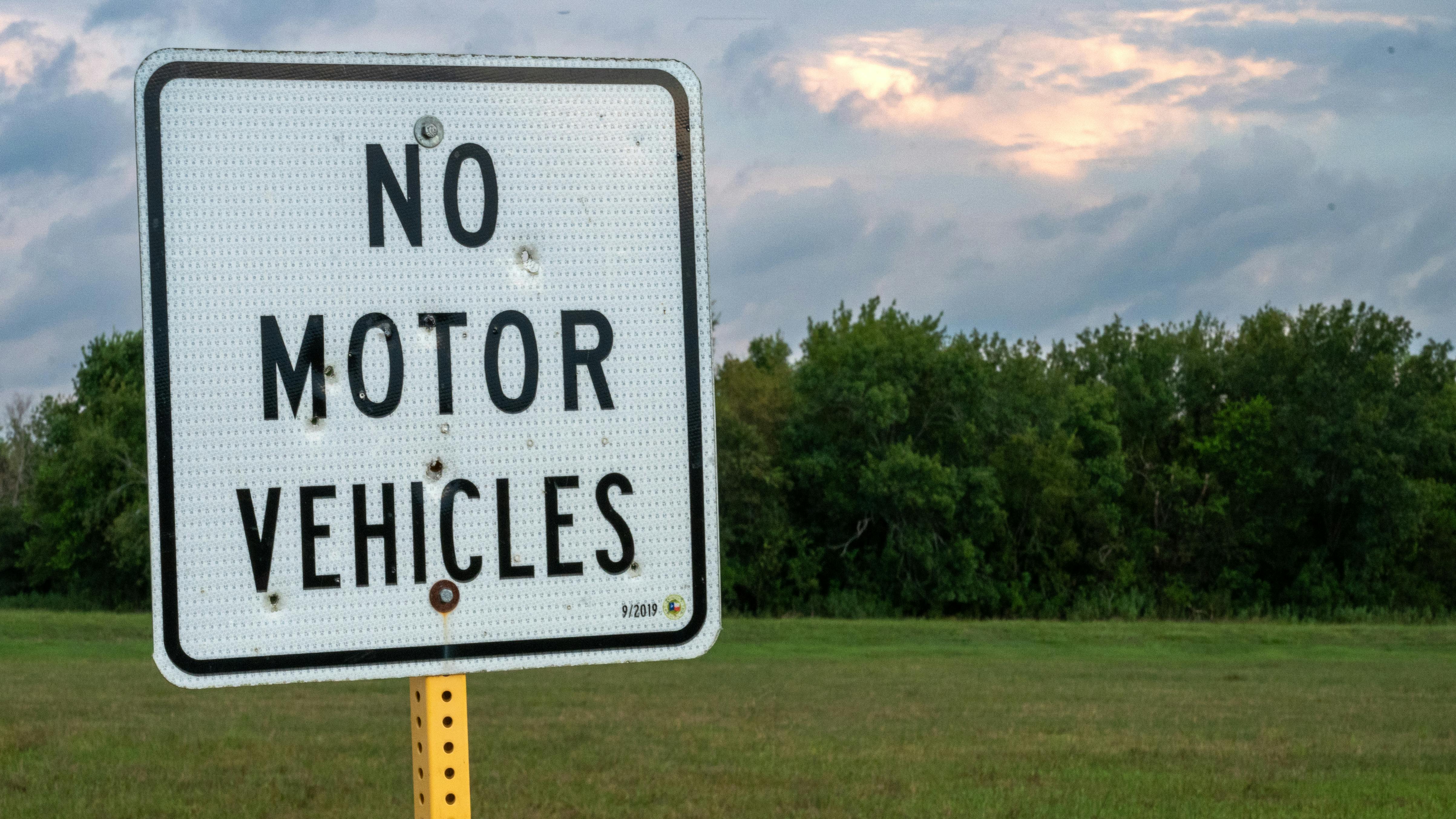 A no motor vehicles sign in a field · Free Stock Photo