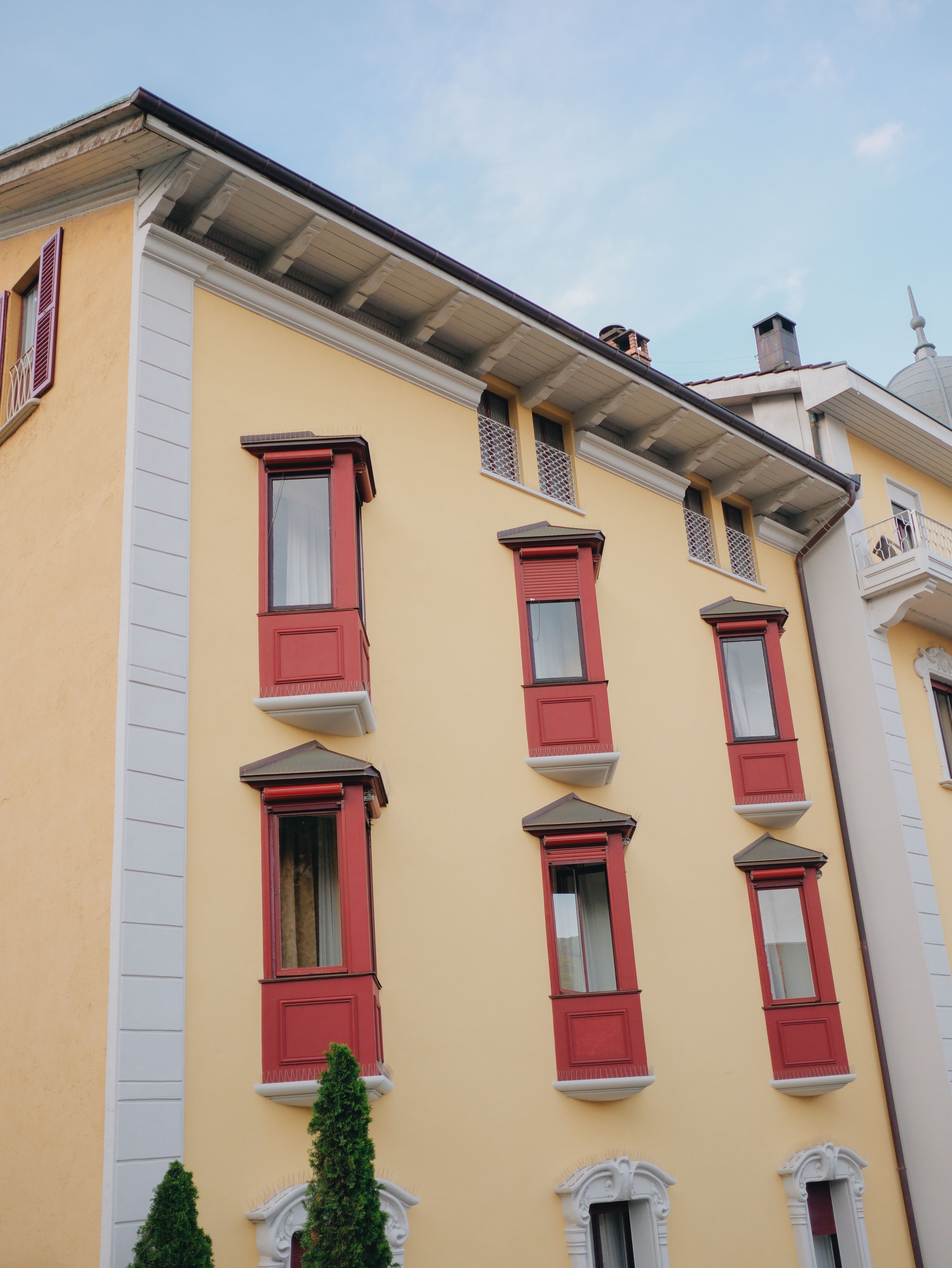 A building with red windows and a balcony · Free Stock Photo