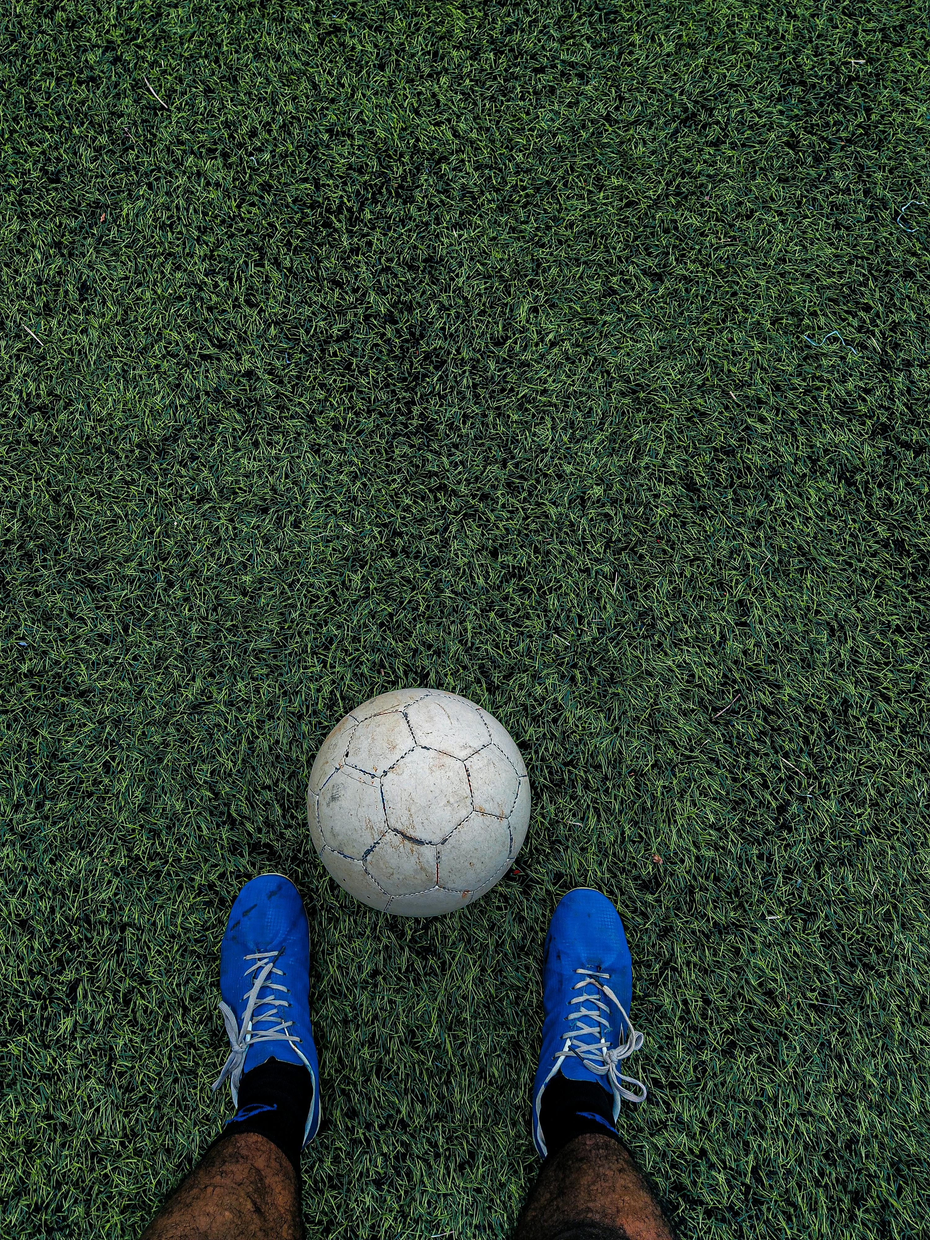 Photo gratuite de balle, foot, herbe, jambes, pelouse, sport, tir vertical