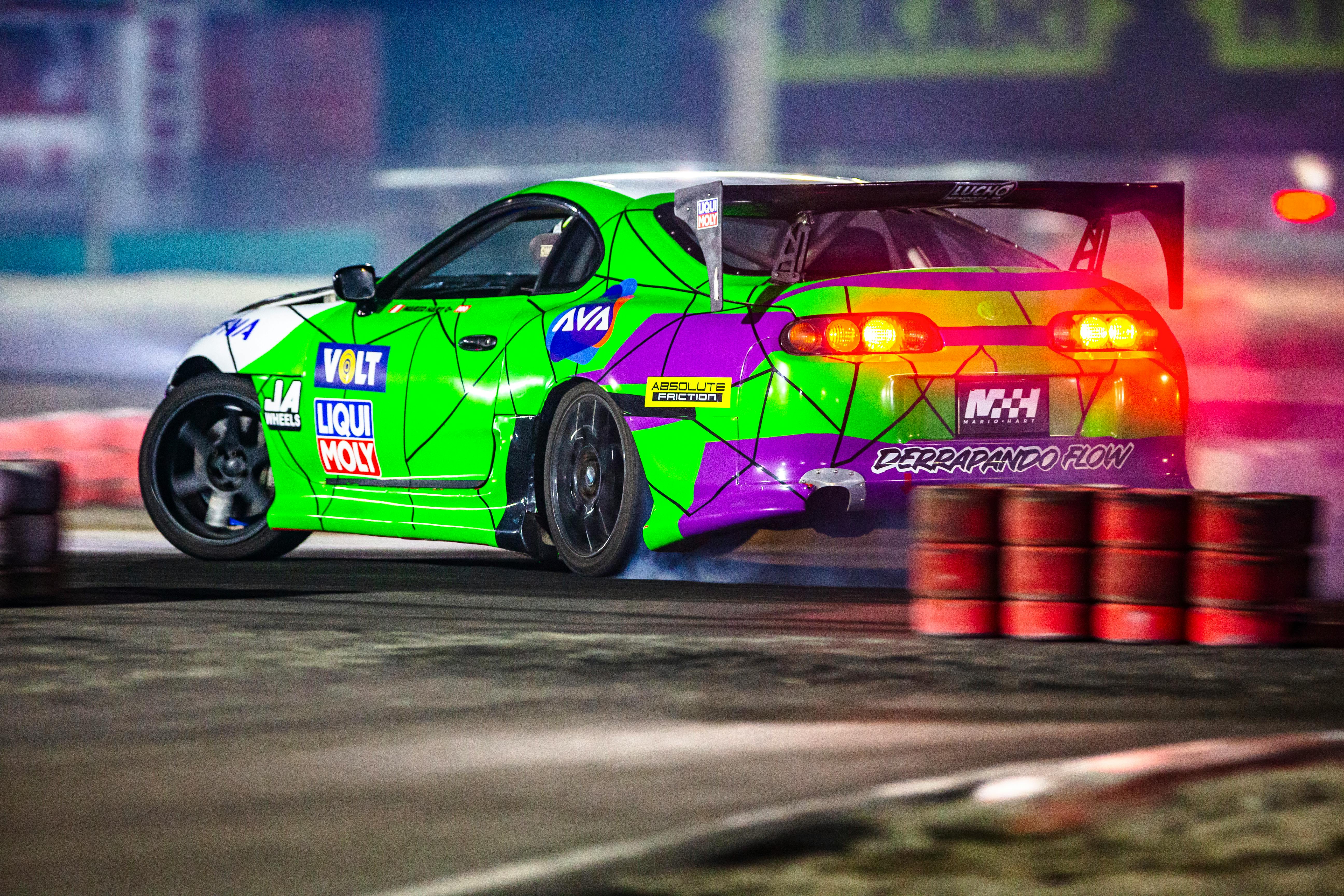 Emocionante Coche De Carreras Verde Derrapando En La Pista · Foto de ...