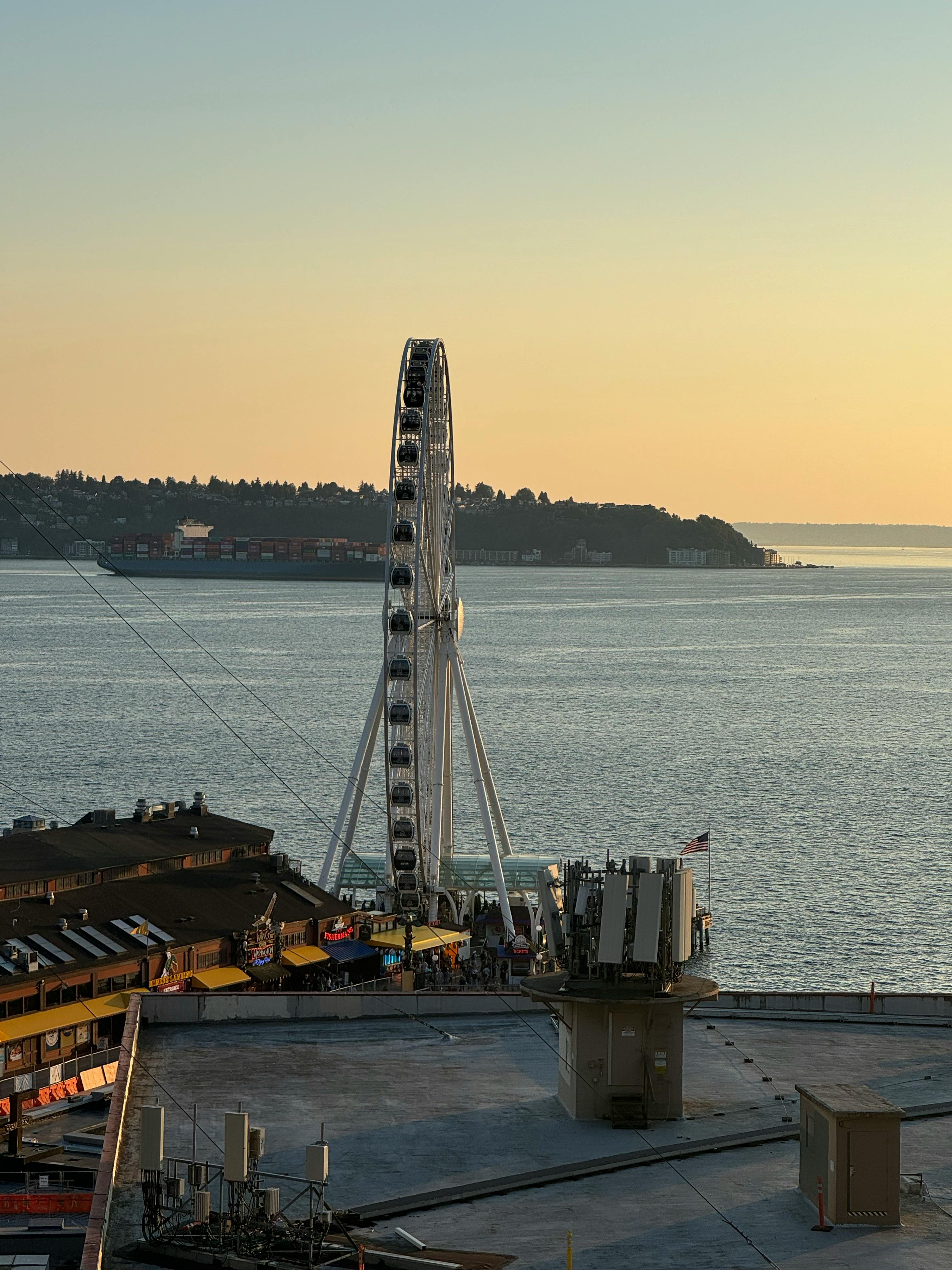 Coastal Ferris Wheel at Dusk · Free Stock Photo