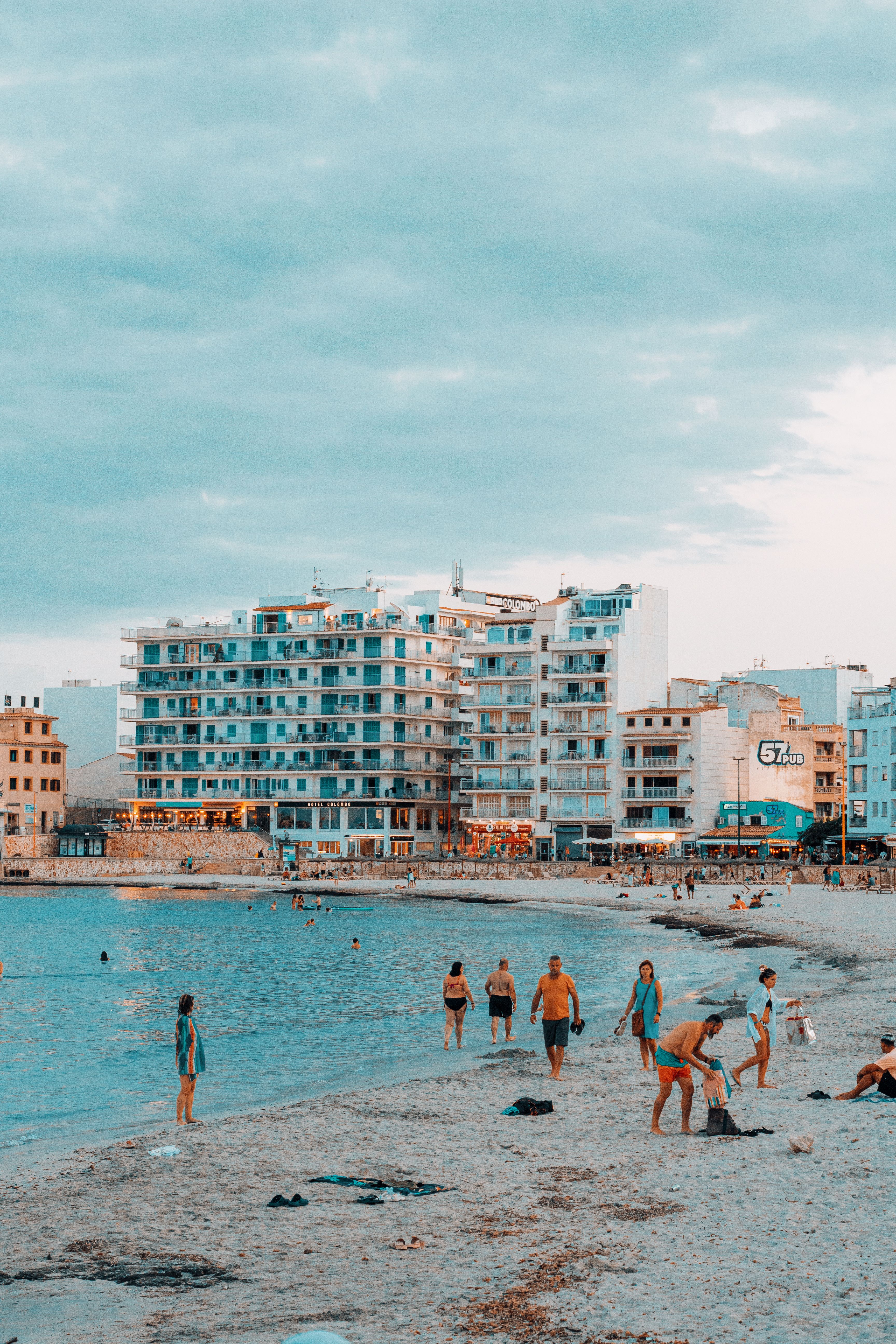 Beachfront View of Palma de Mallorca at Dusk · Free Stock Photo