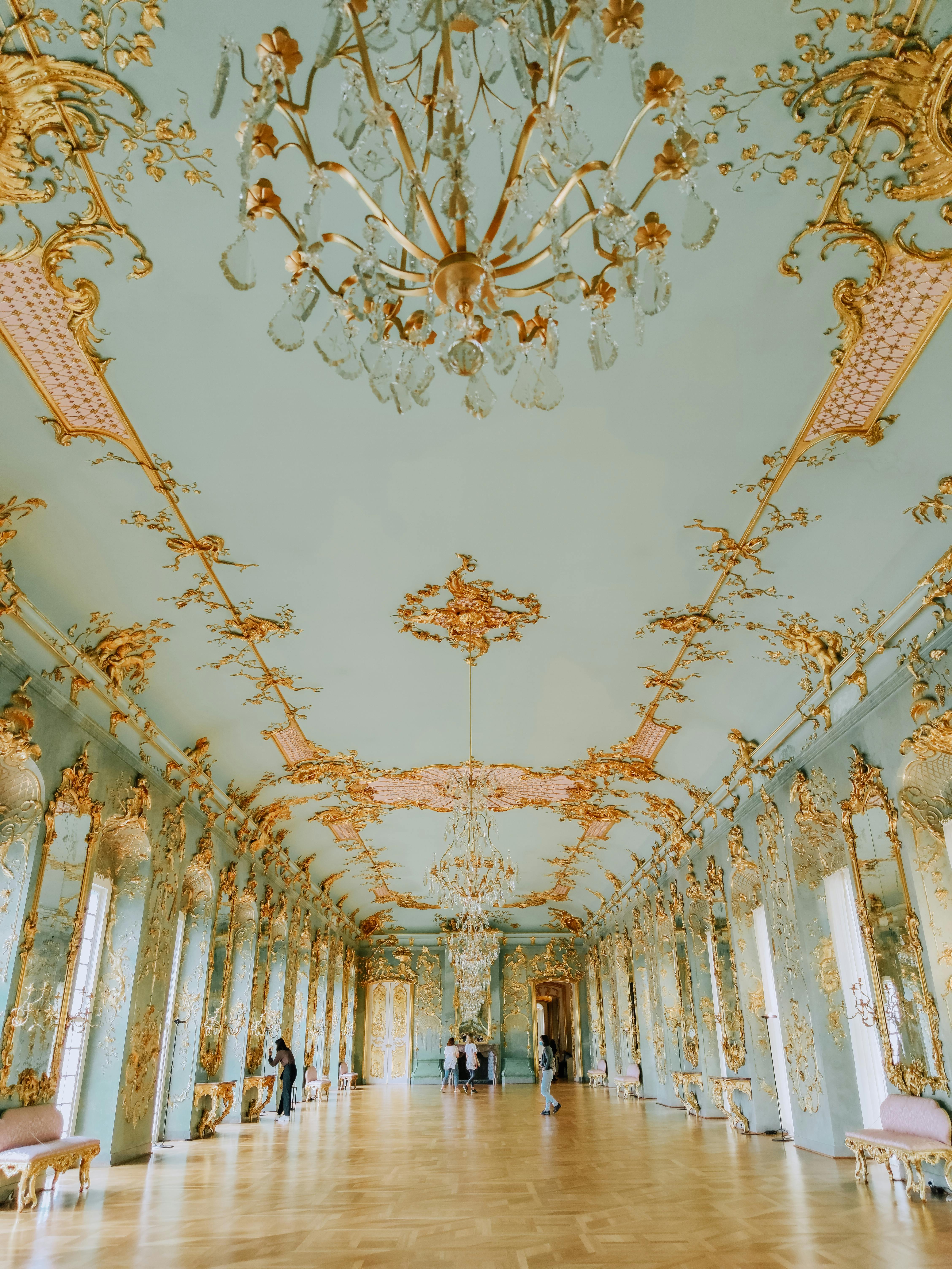 Foto de stock gratuita sobre antiguo, araña de cristal, araña dorada ...