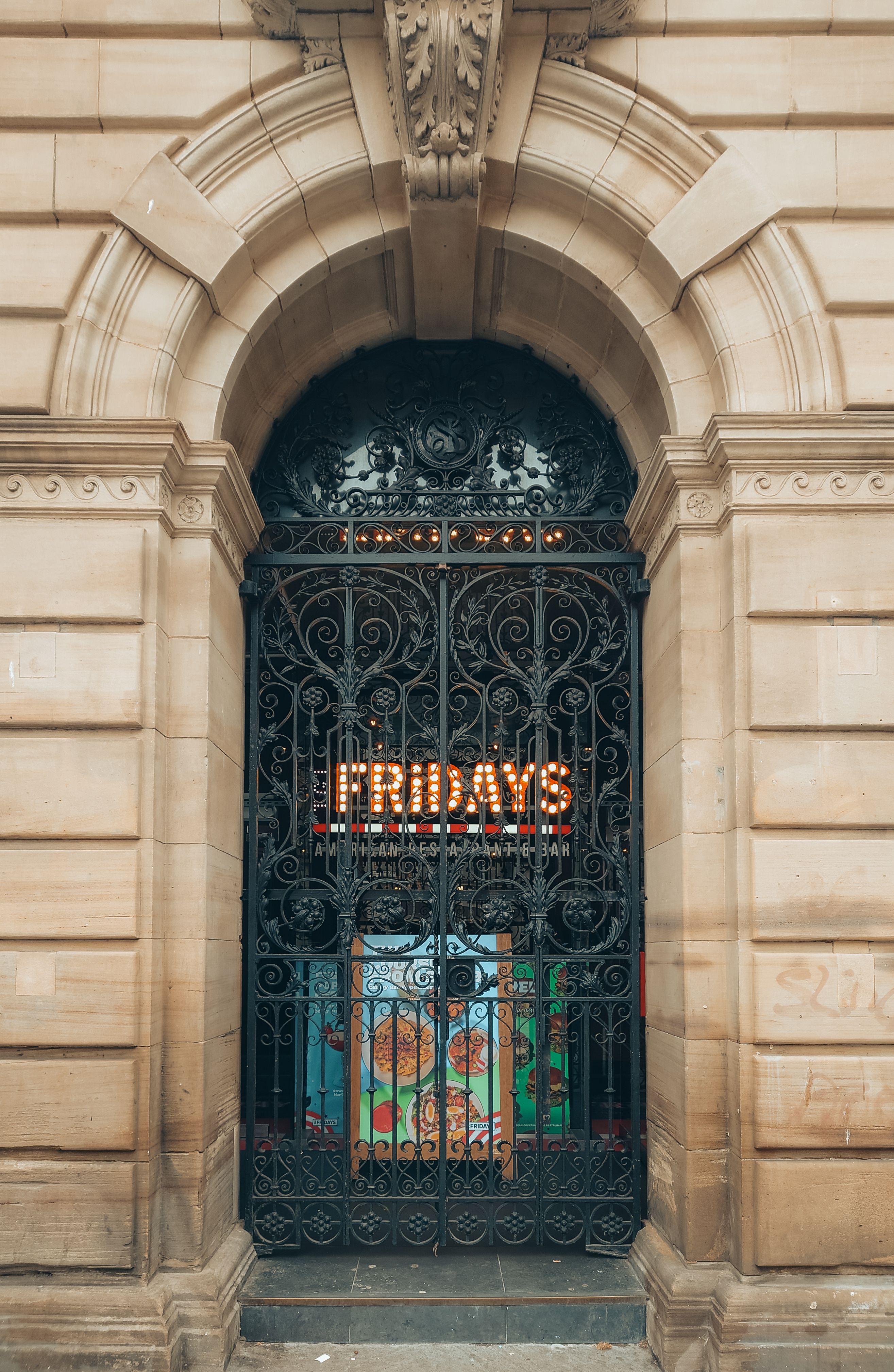 A door with the words friday's on it · Free Stock Photo