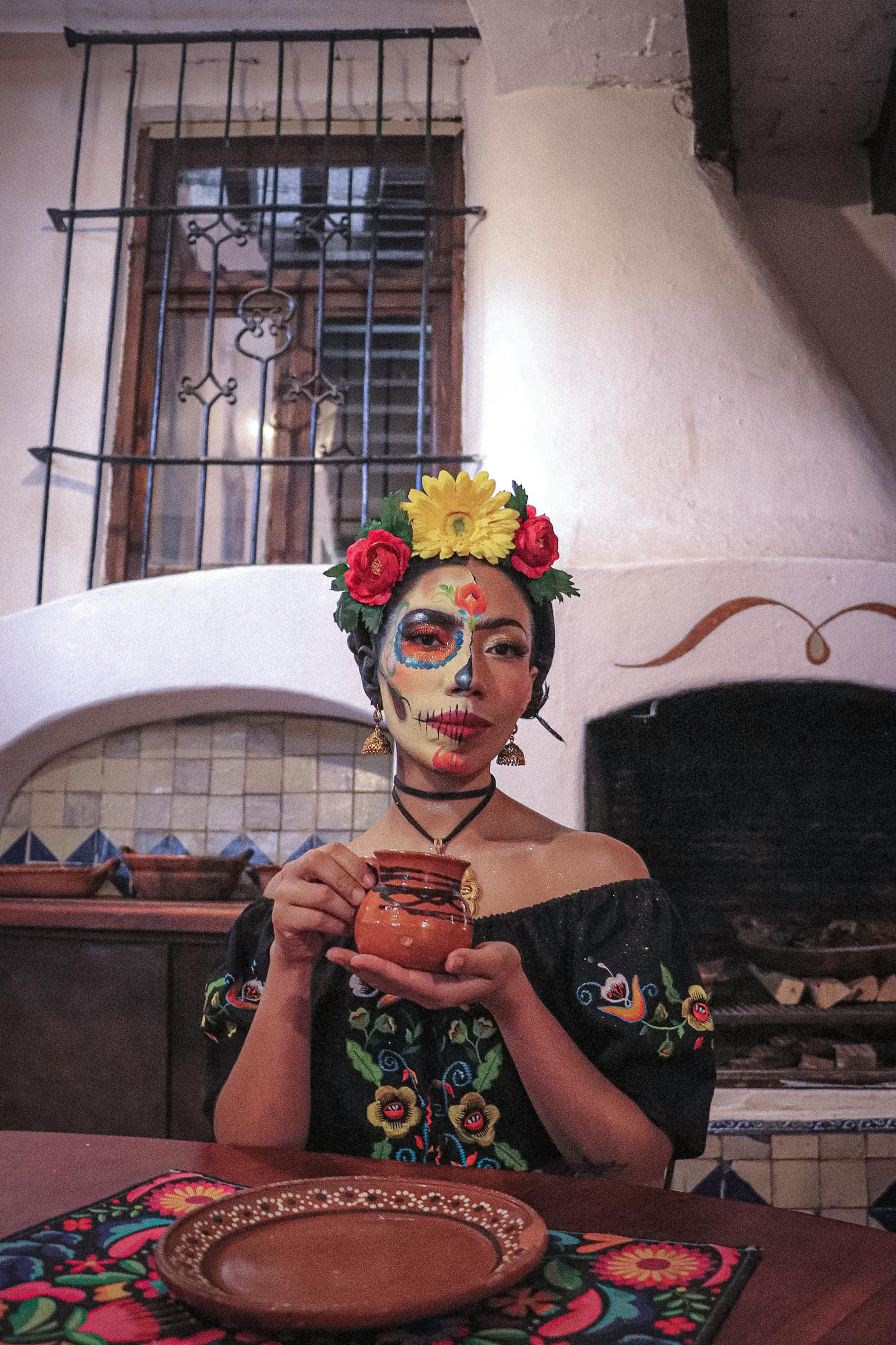 catrina toma café · Free Stock Photo