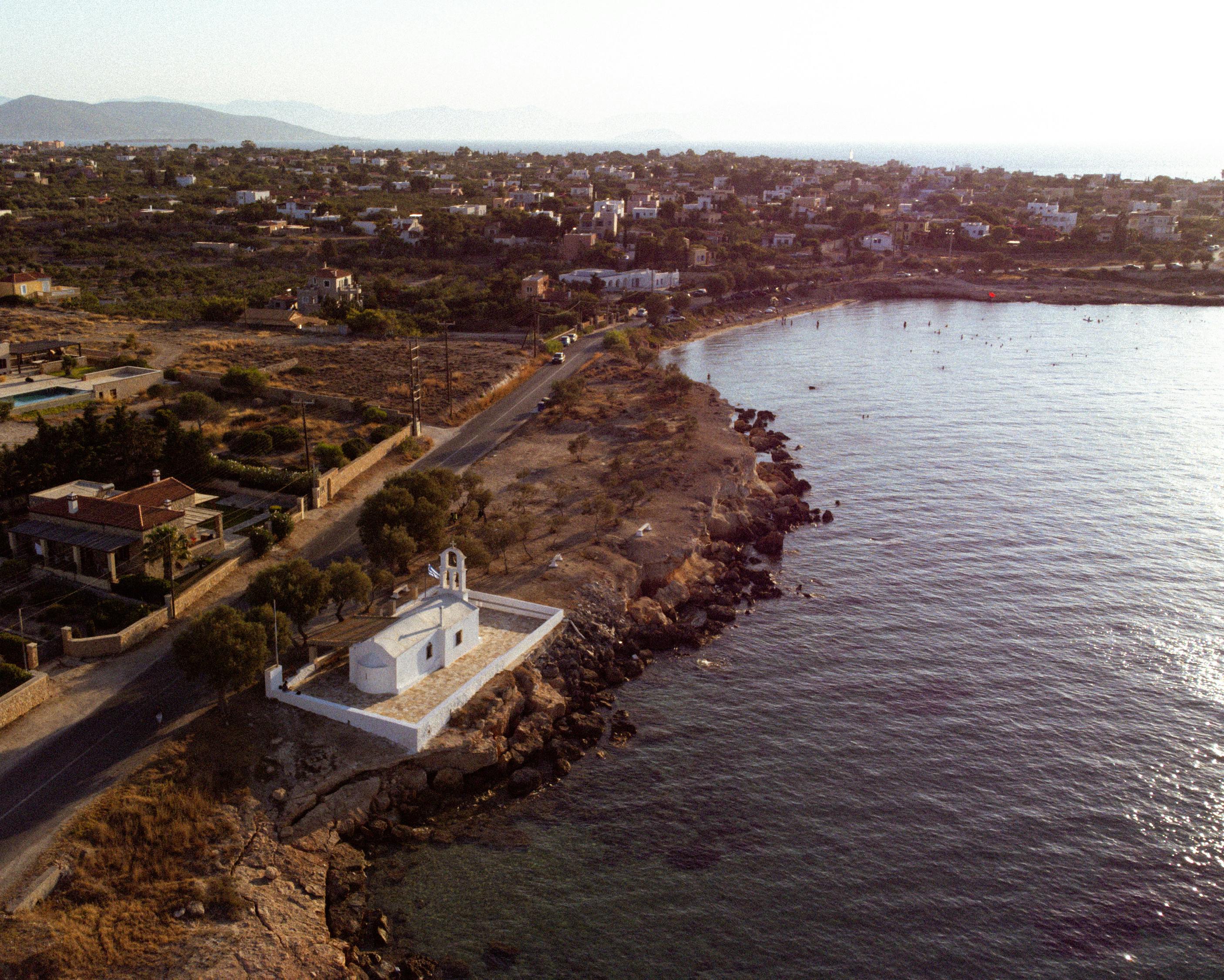 Estate by the Lake During Sunset · Free Stock Photo
