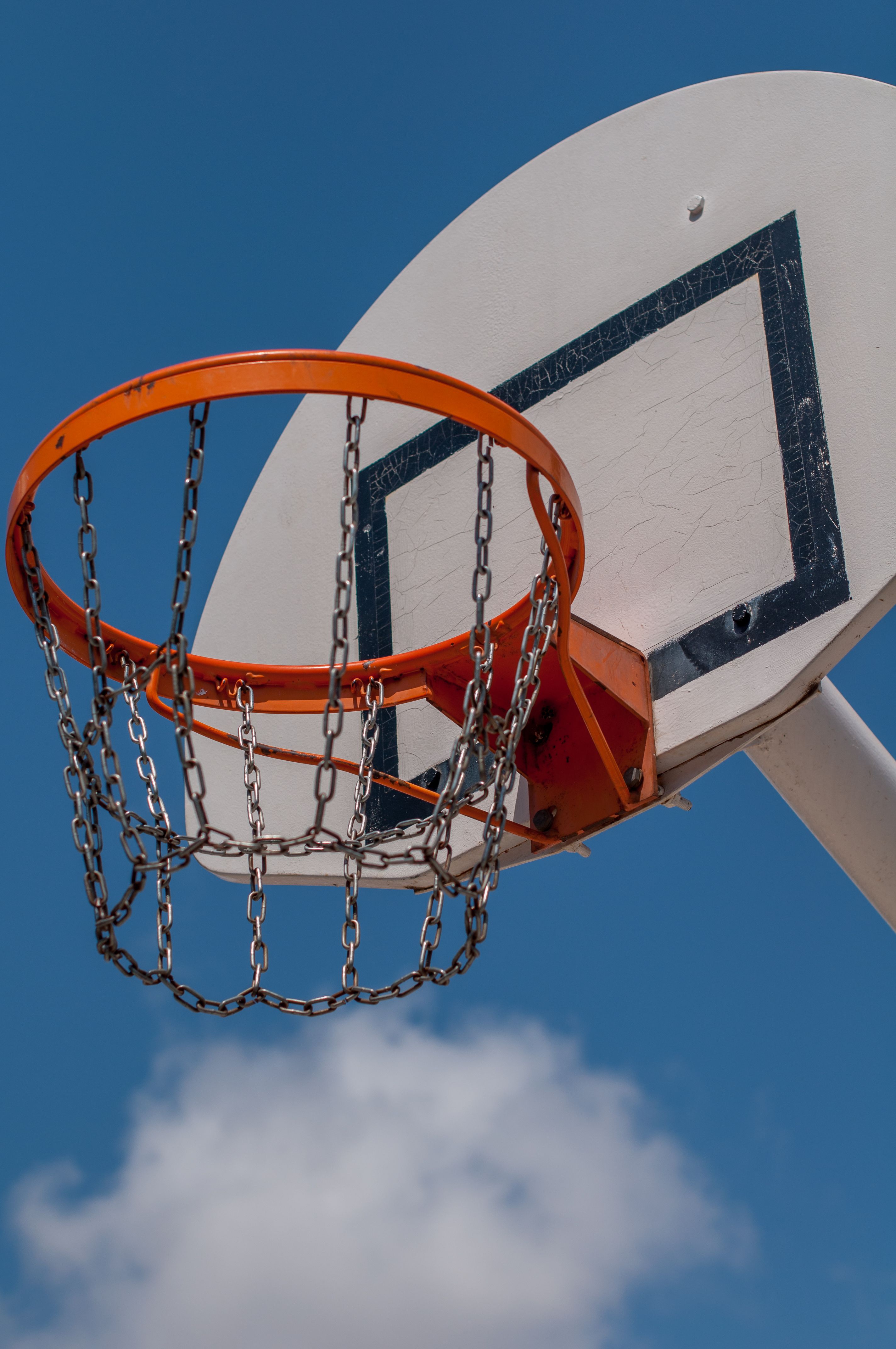 A basketball hoop with a chain attached to it · Free Stock Photo