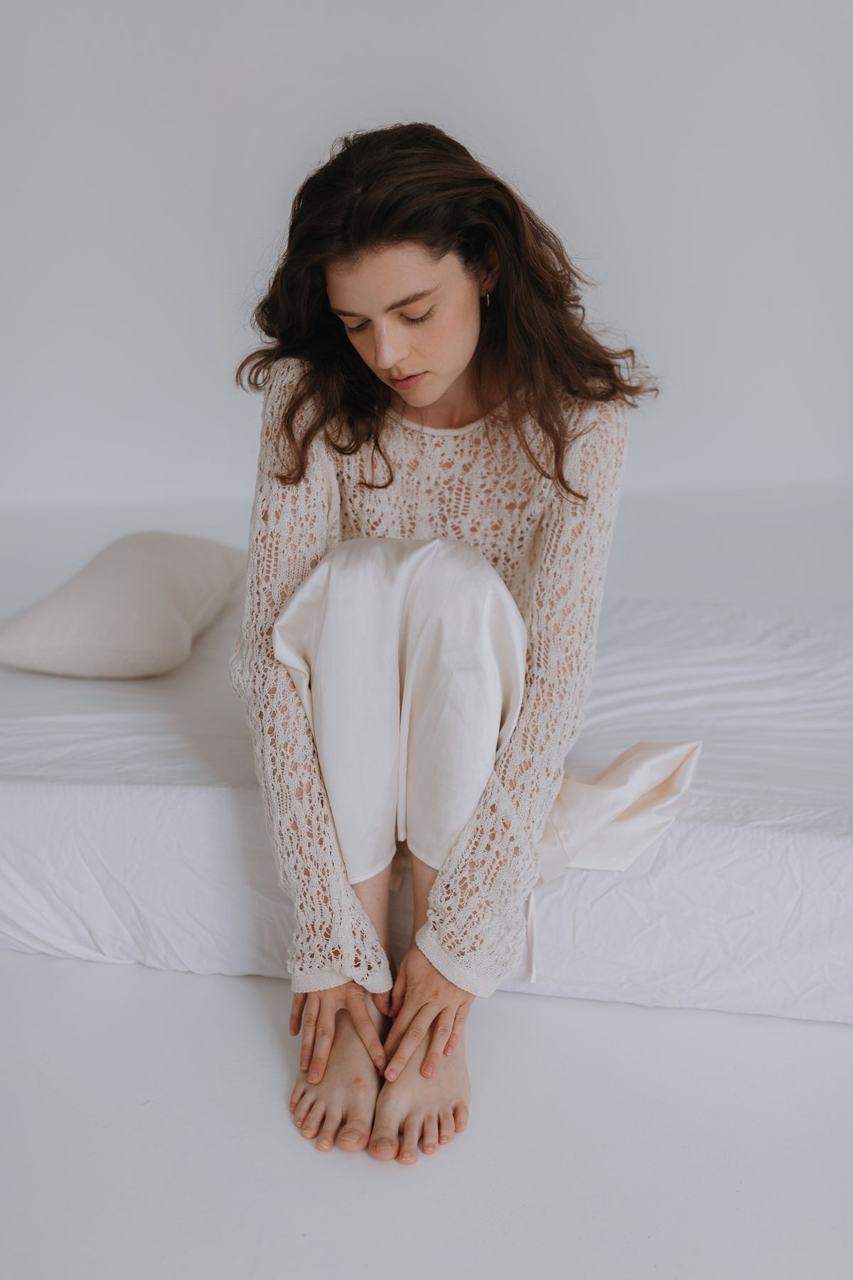 Woman Barefoot On Bed Photos, Download The BEST Free Woman Barefoot On ...