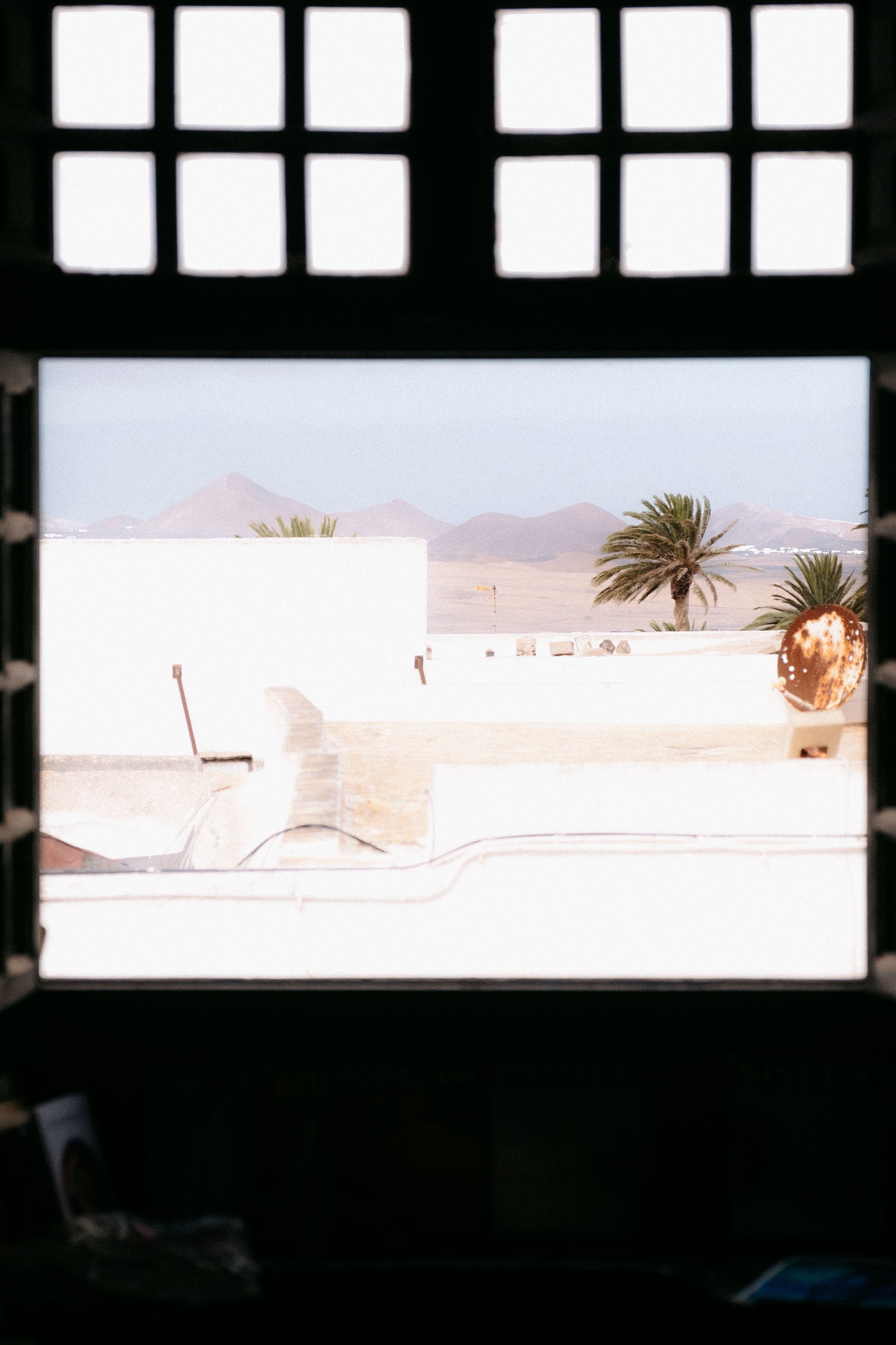 A view of the desert from a window · Free Stock Photo