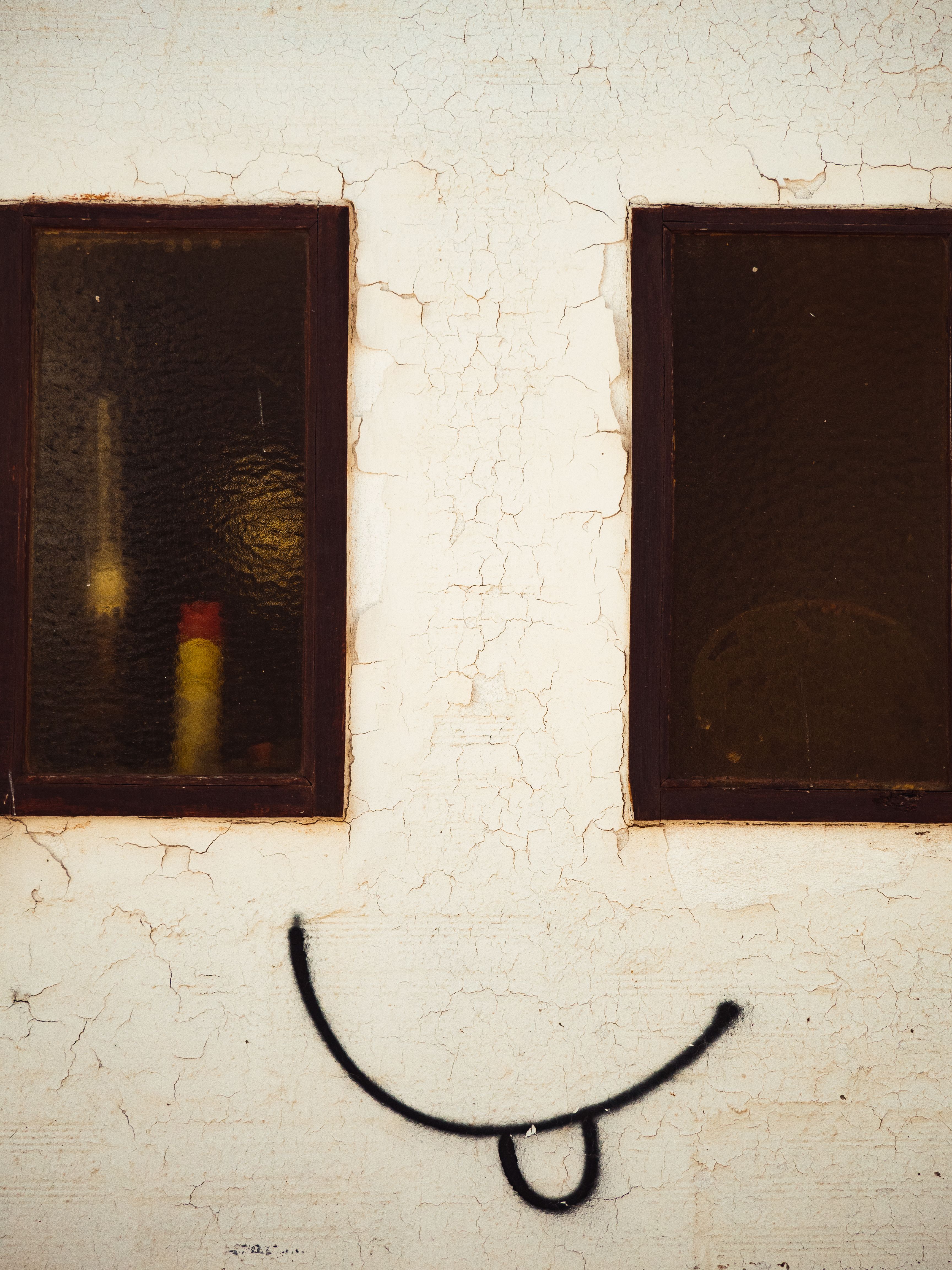 A smiley face painted on a wall · Free Stock Photo