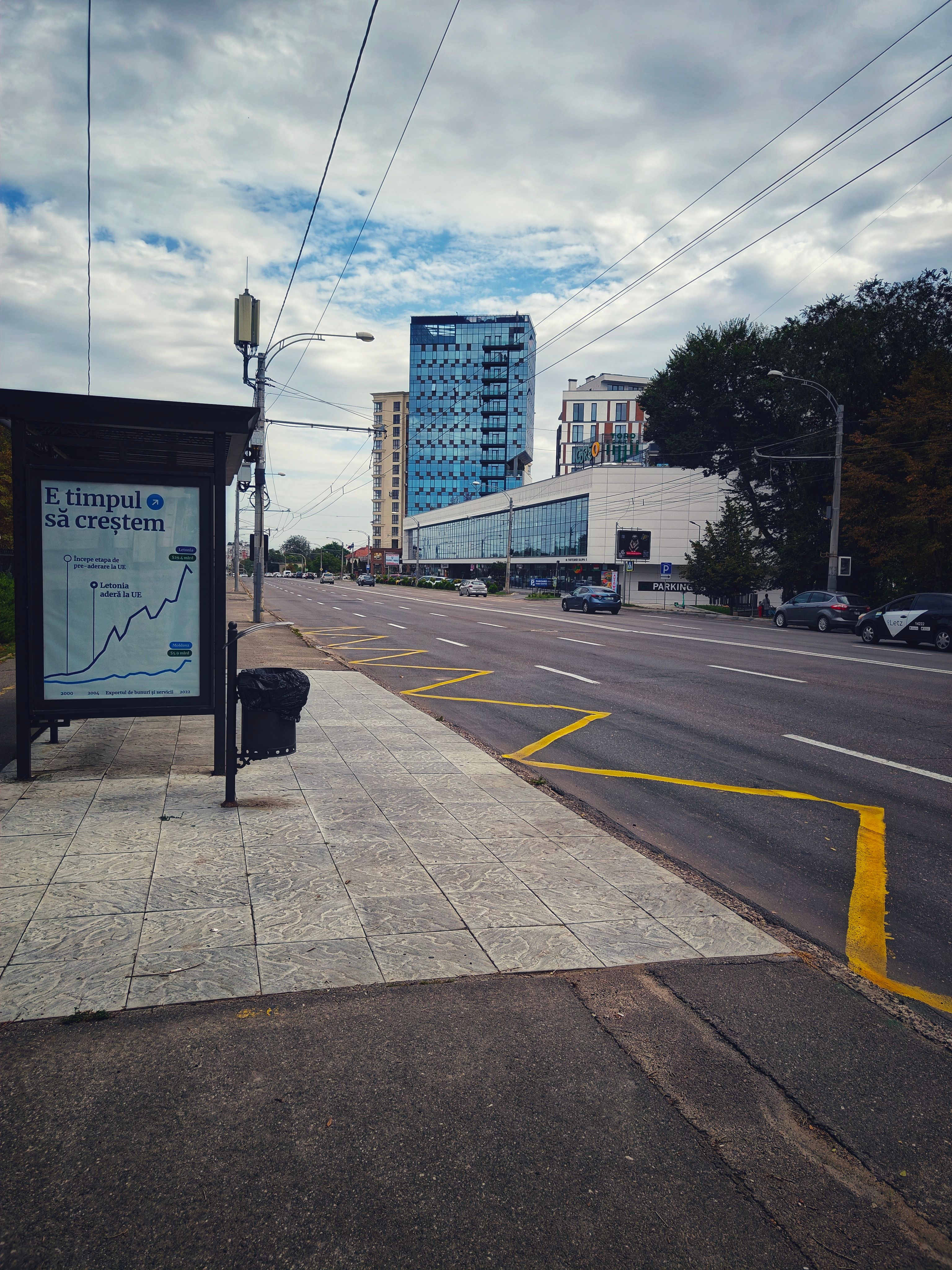 A bus stop with a sign that says bus stop · Free Stock Photo