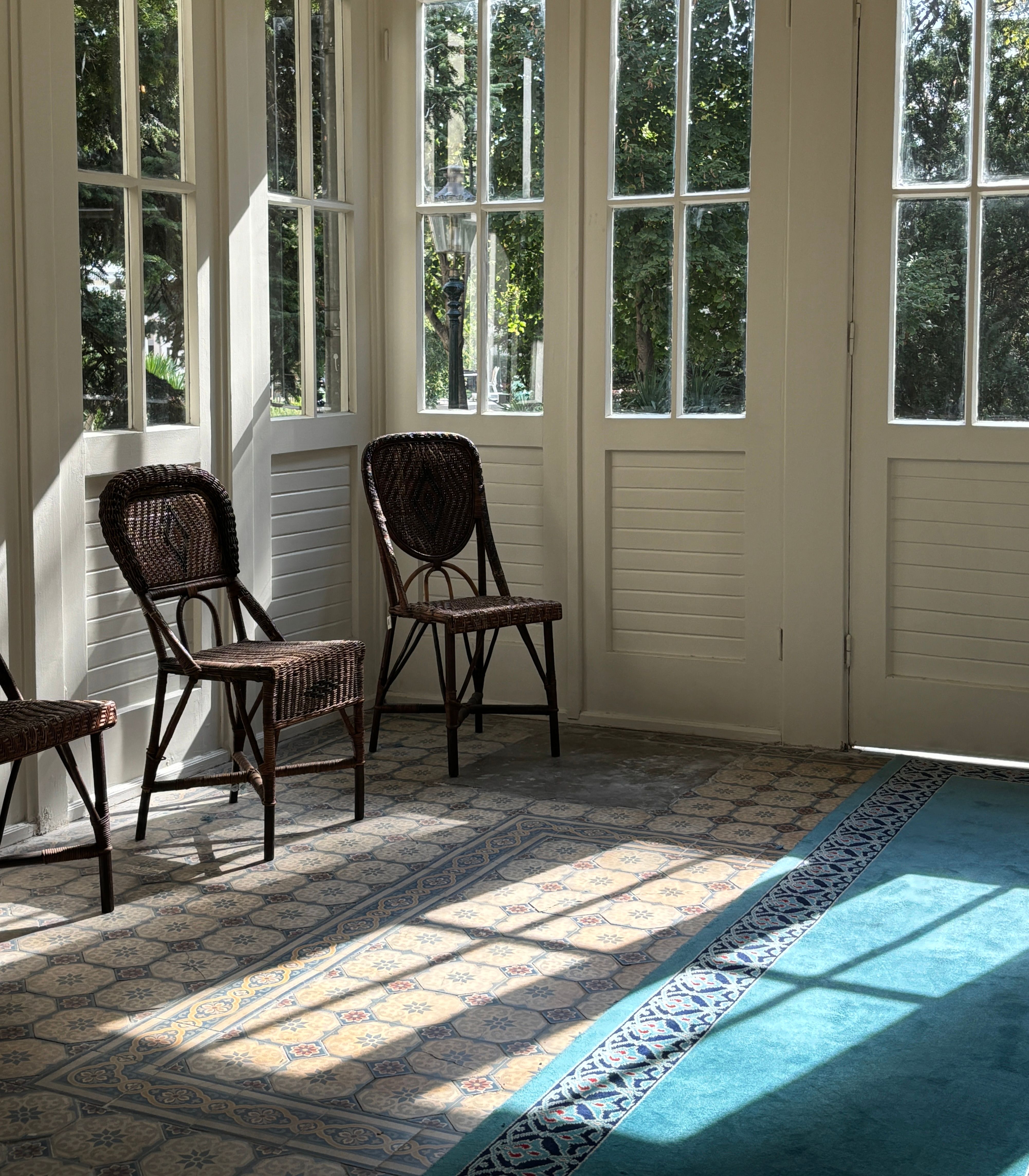 A sun room with chairs and a rug · Free Stock Photo