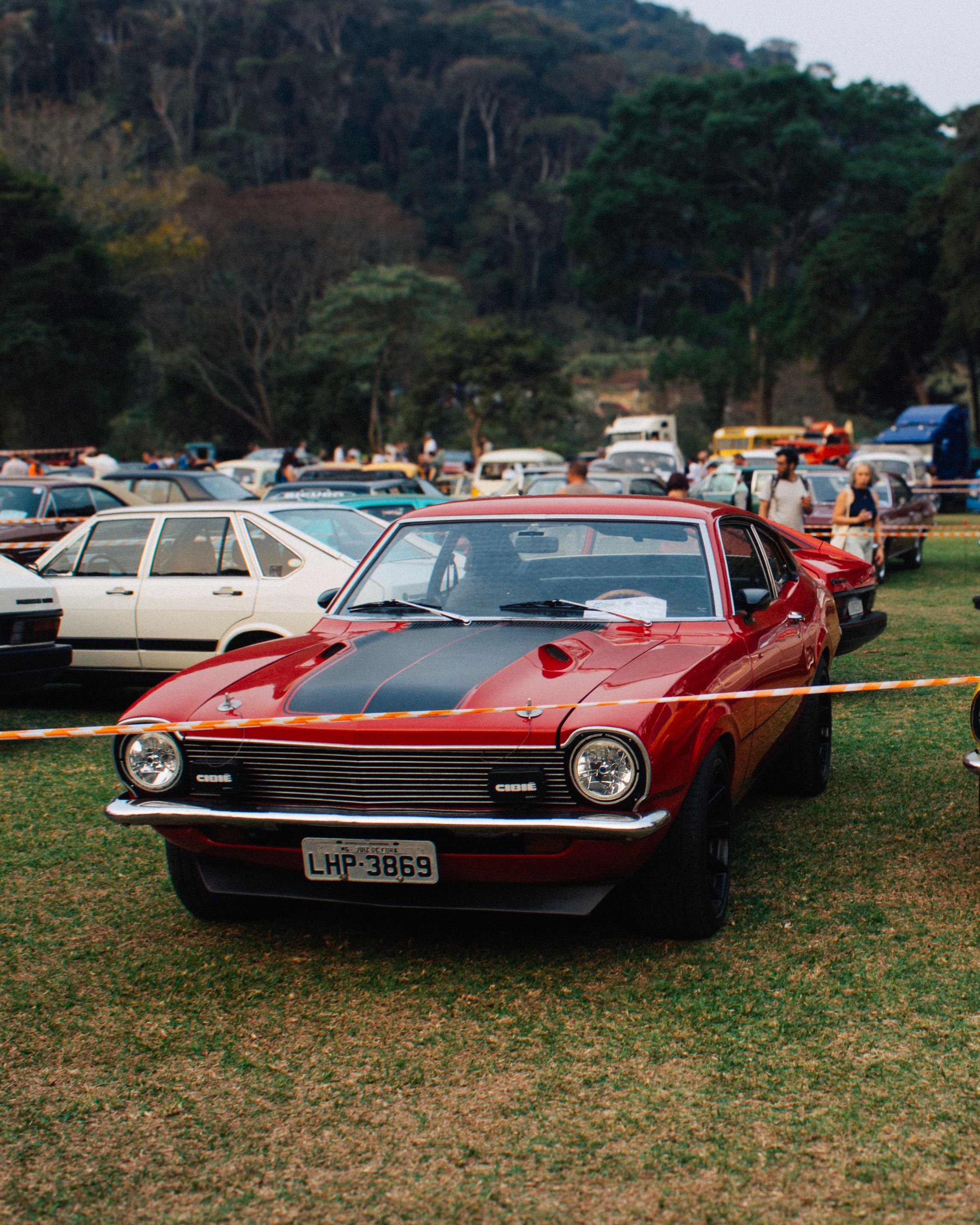 Classic Cars at an Auto Show · Free Stock Photo