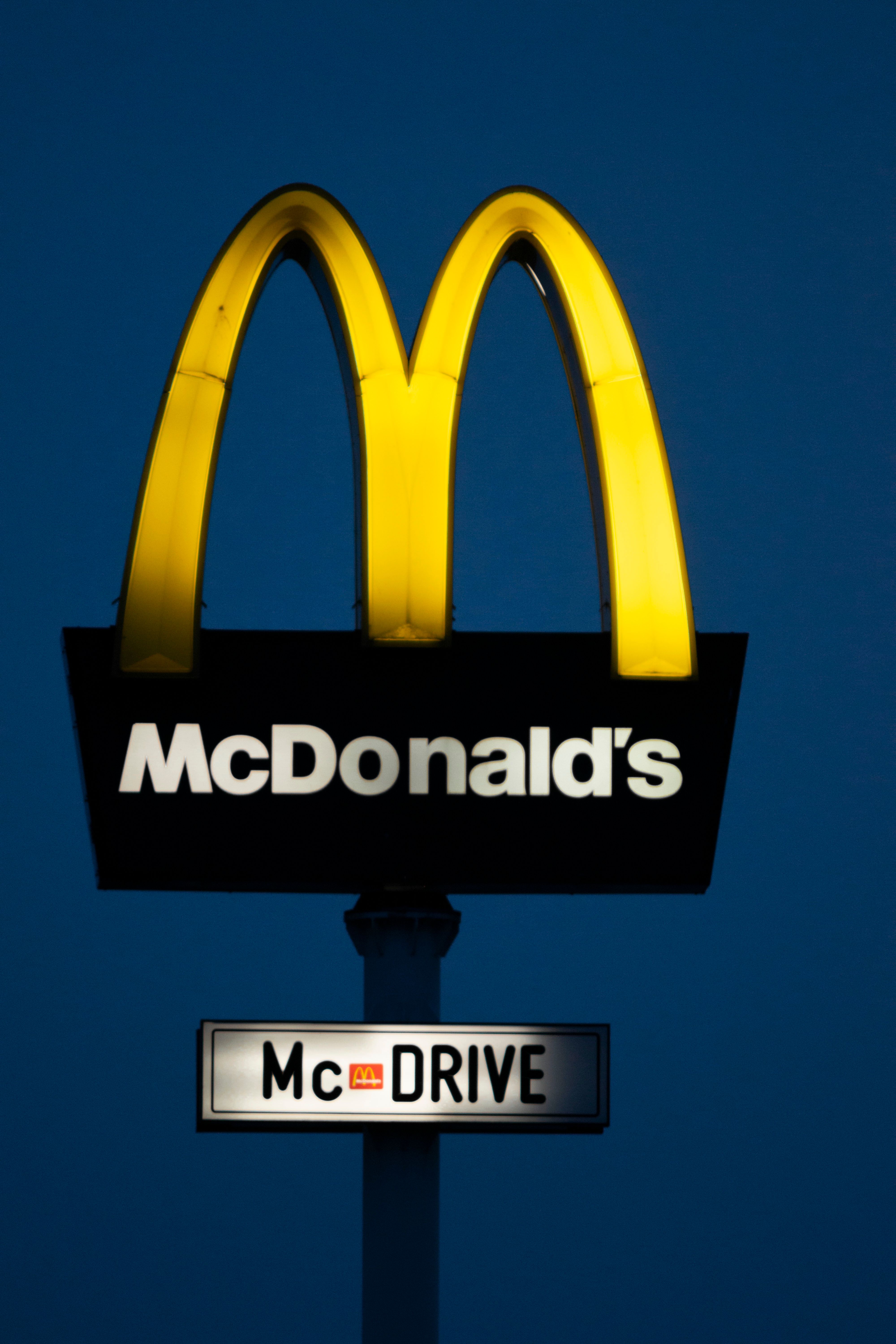 Logotipo De Mc Donald's Y Mc Drive · Foto de stock gratuita