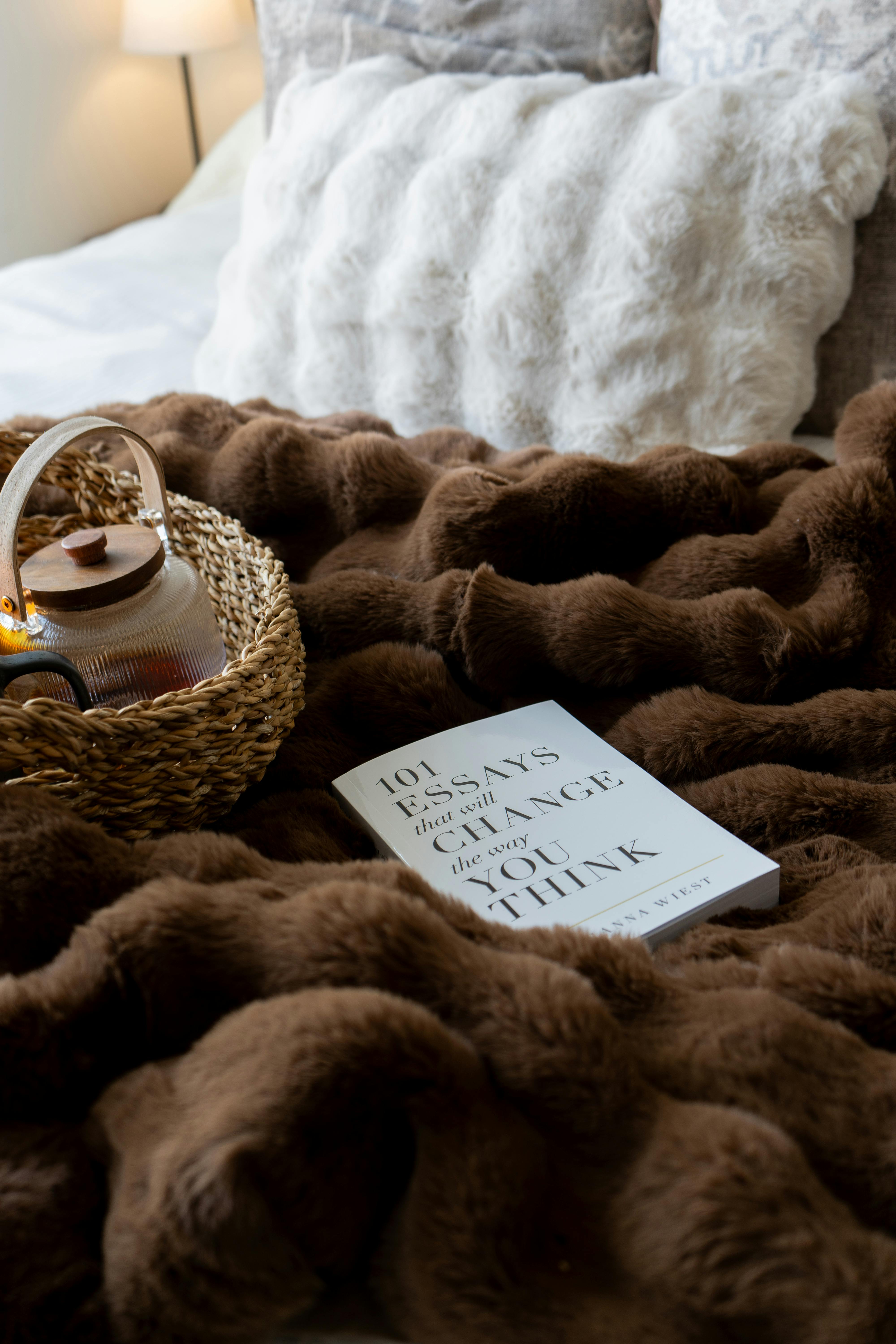 Mysig Sovrumsscen Med Bok Och Te · Kostnadsfri bild