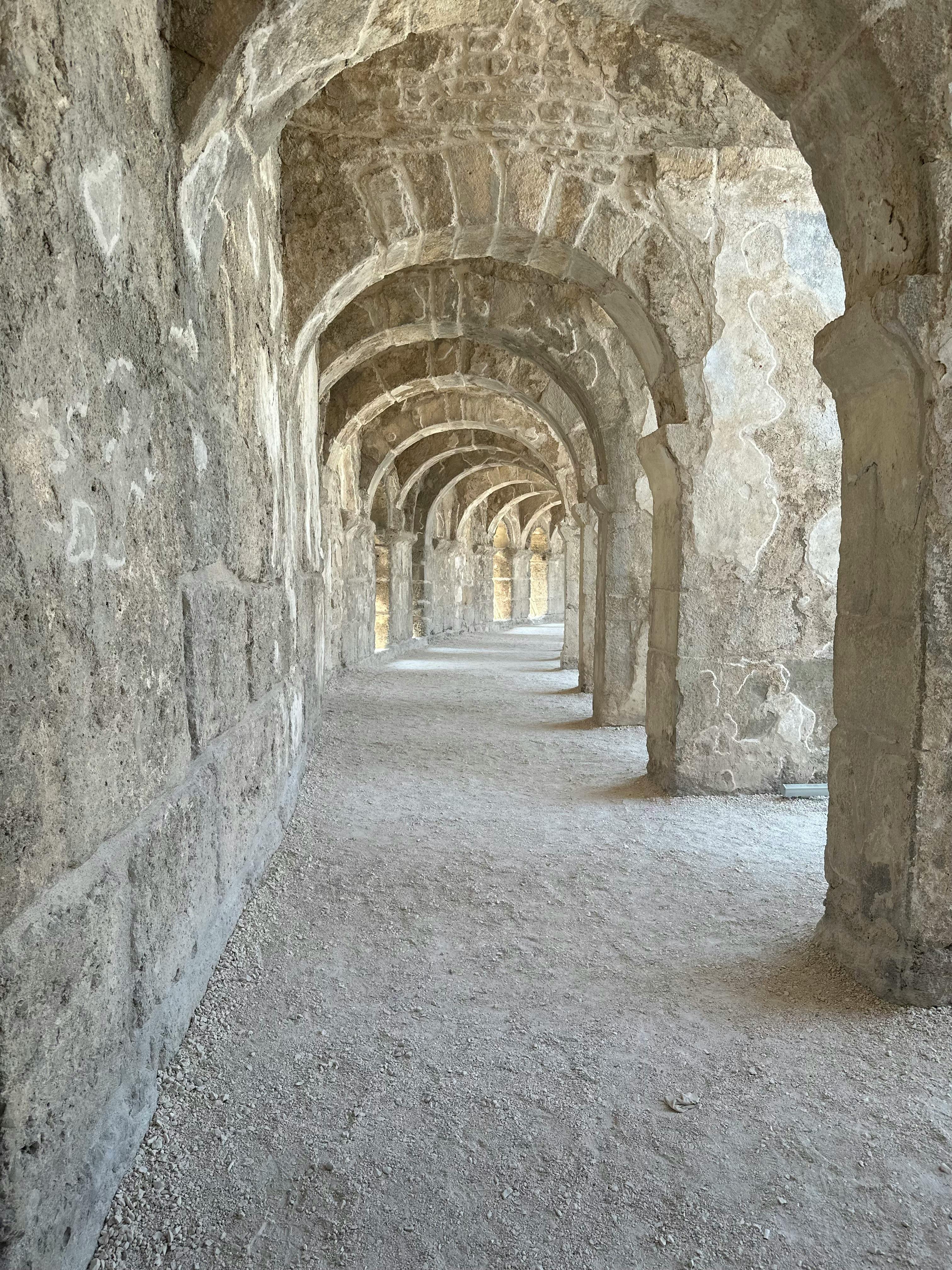 Arches and Colonnade in Ancient Ruins · Free Stock Photo