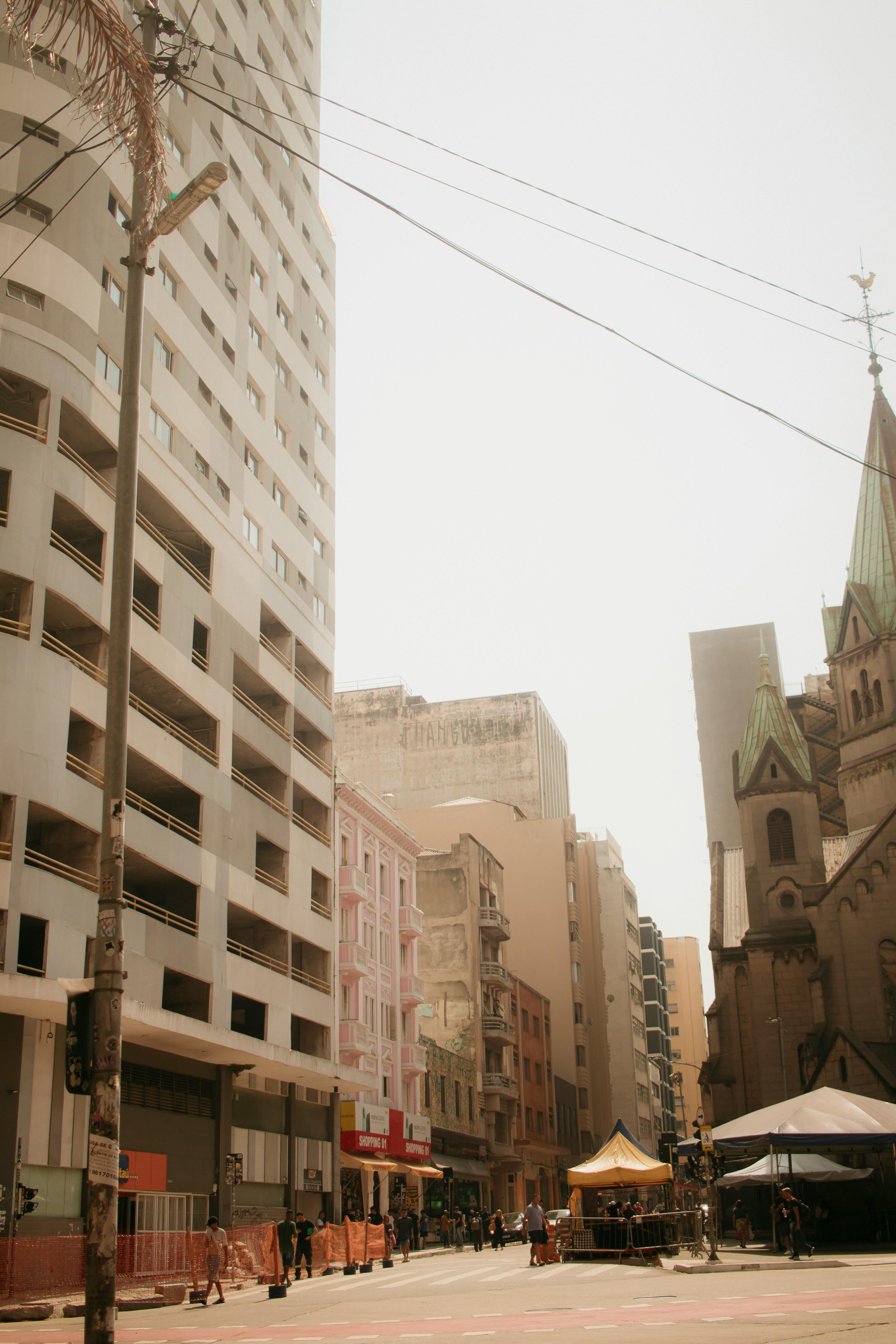 A city street with tall buildings and a street sign · Free Stock Photo