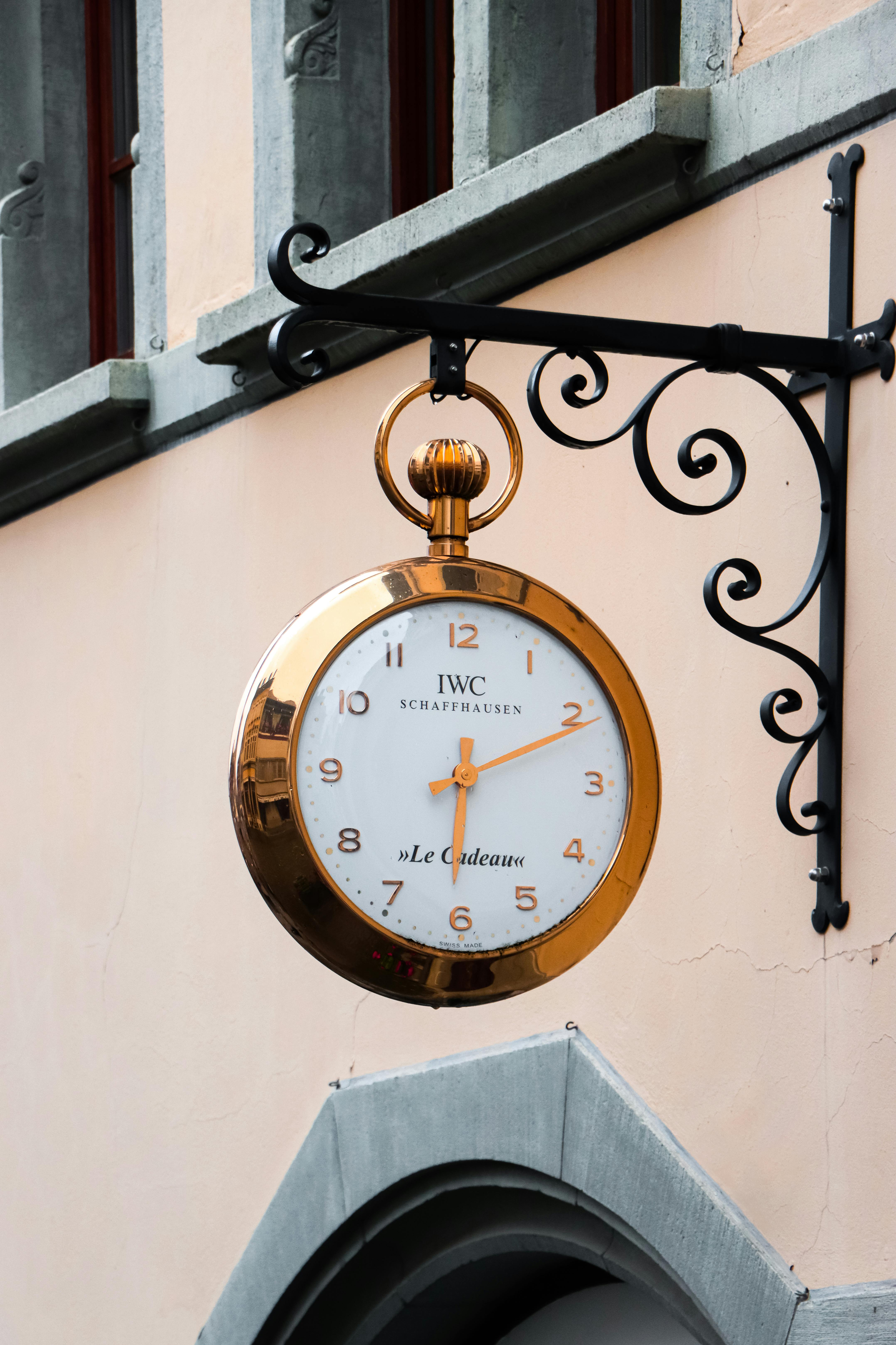 a golden clock · Free Stock Photo
