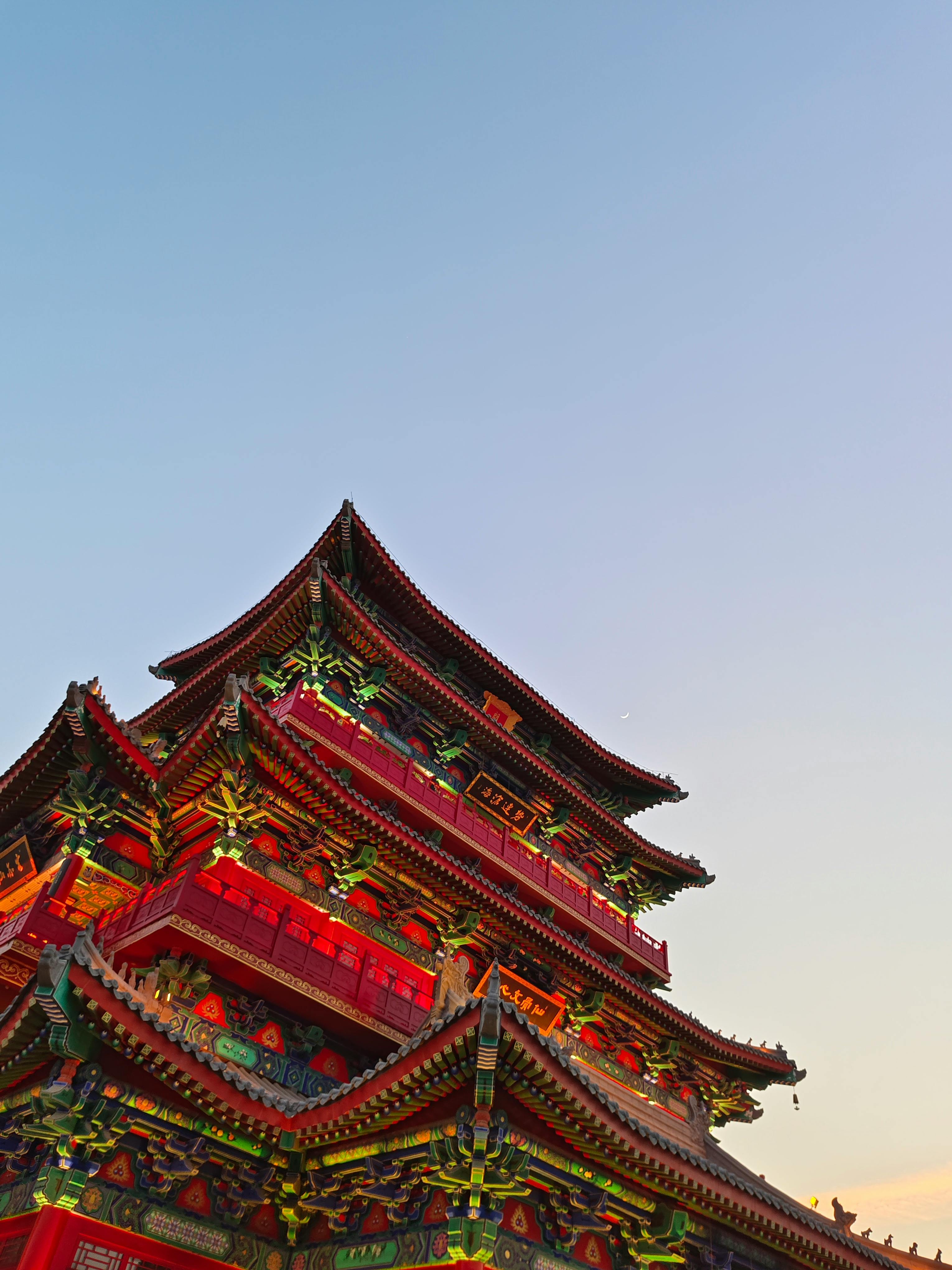 Traditional High Rise Building · Free Stock Photo