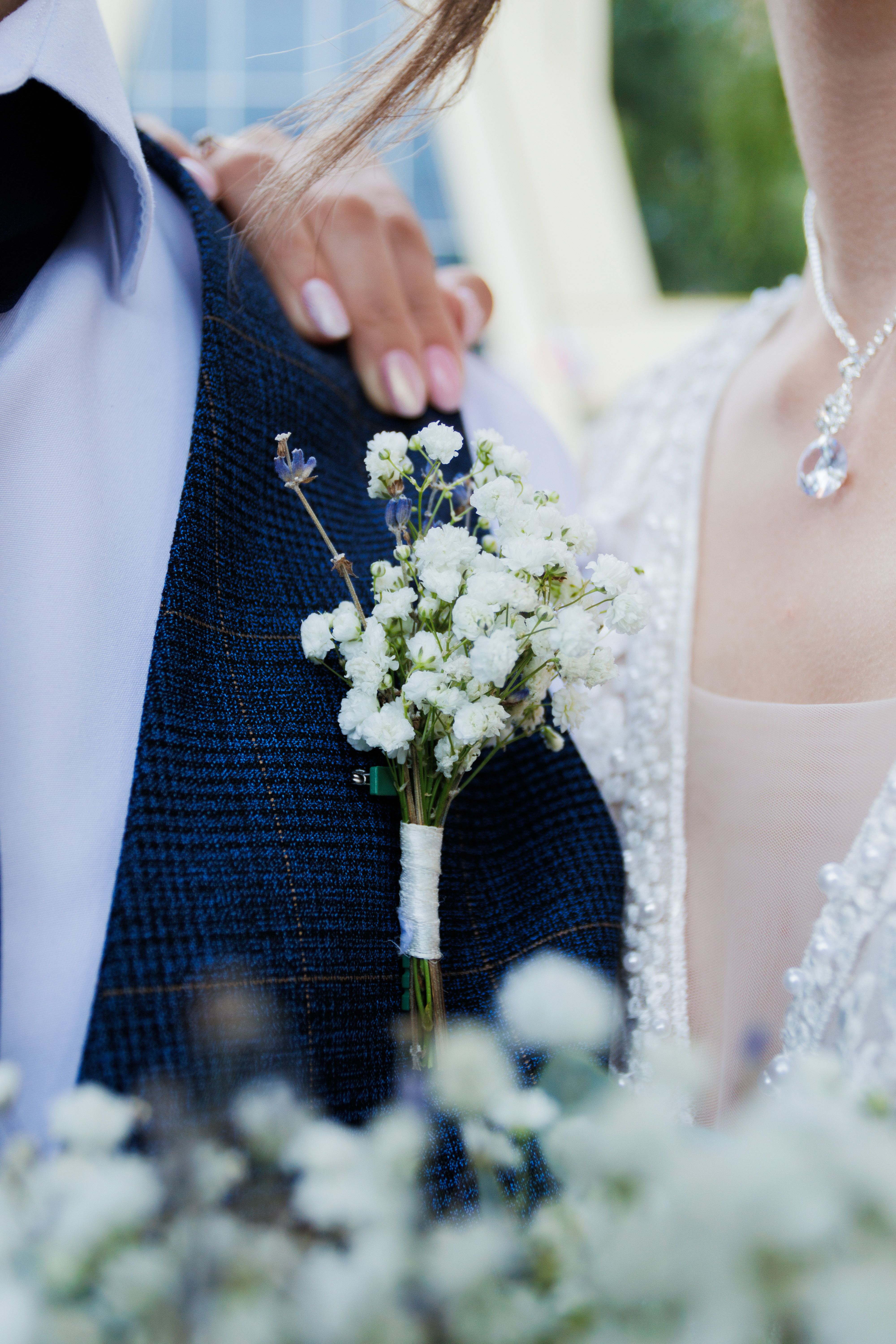 Elegant Wedding Close-up with Floral Details · Free Stock Photo