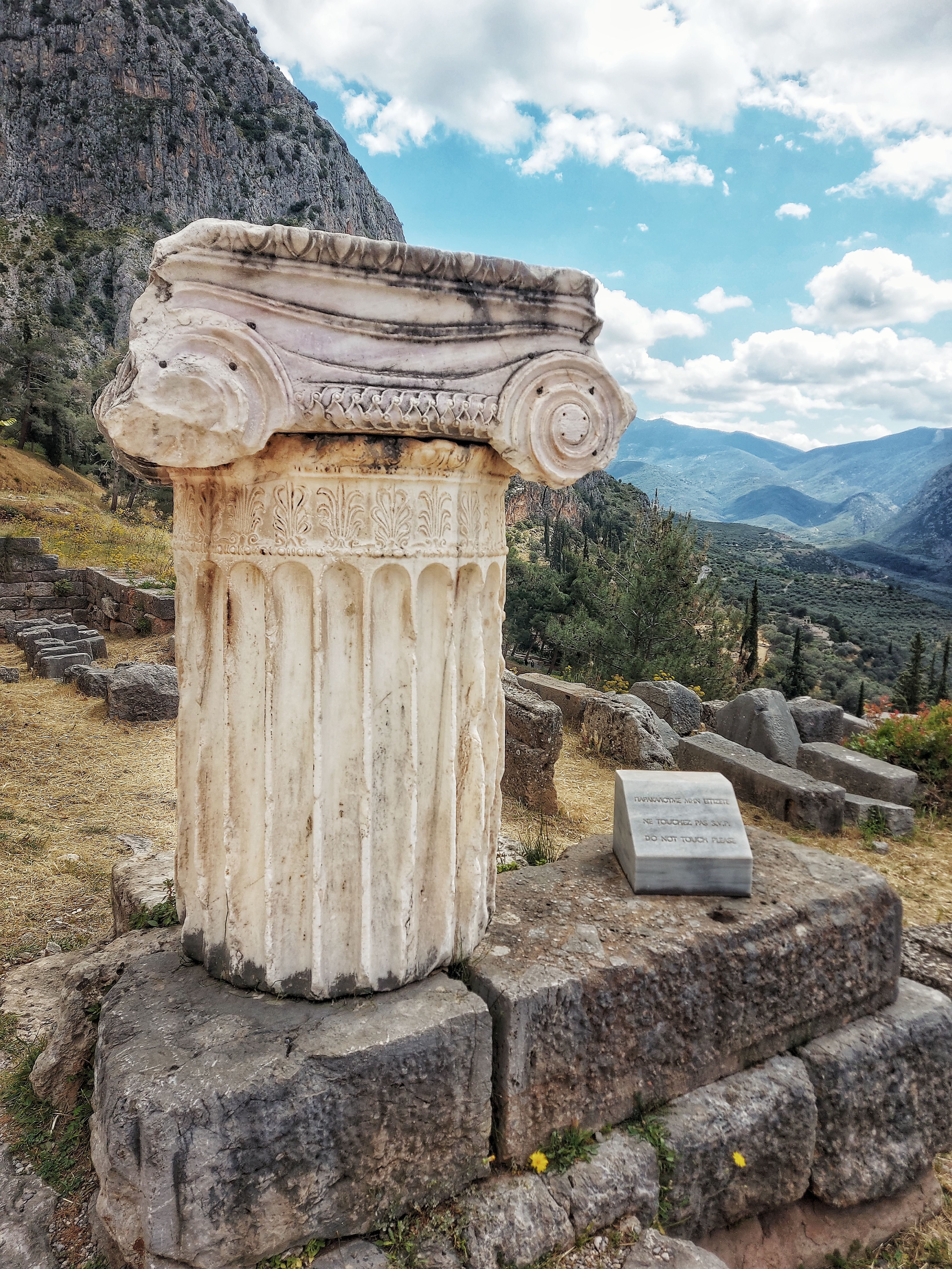 Columna Jónica Griega Antigua En Un Yacimiento Arqueológico · Foto de ...