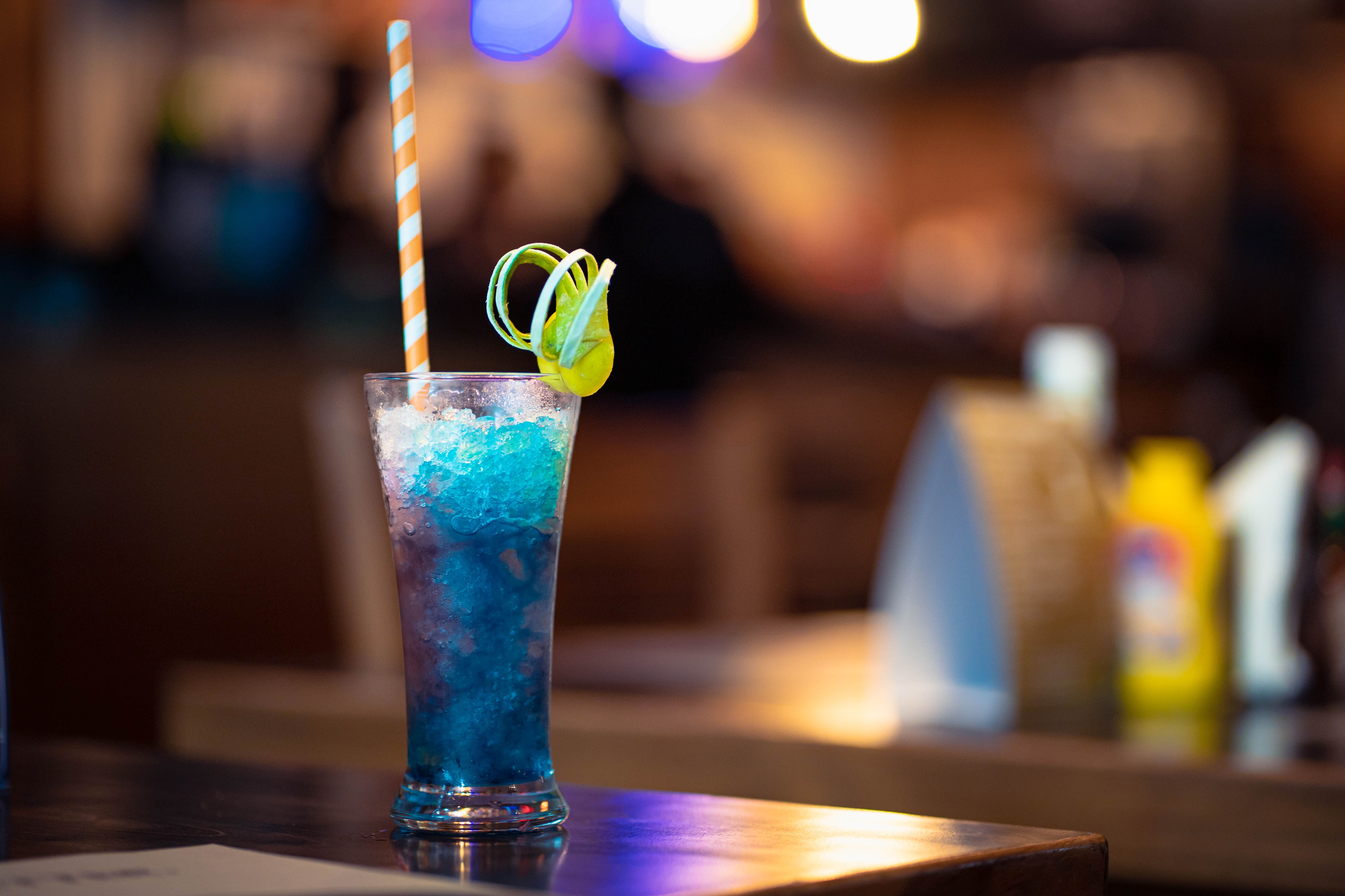 Minuman Mocktail Dan Koktail L Dalam Gelas Dan Irisan Lemon Di Meja ...
