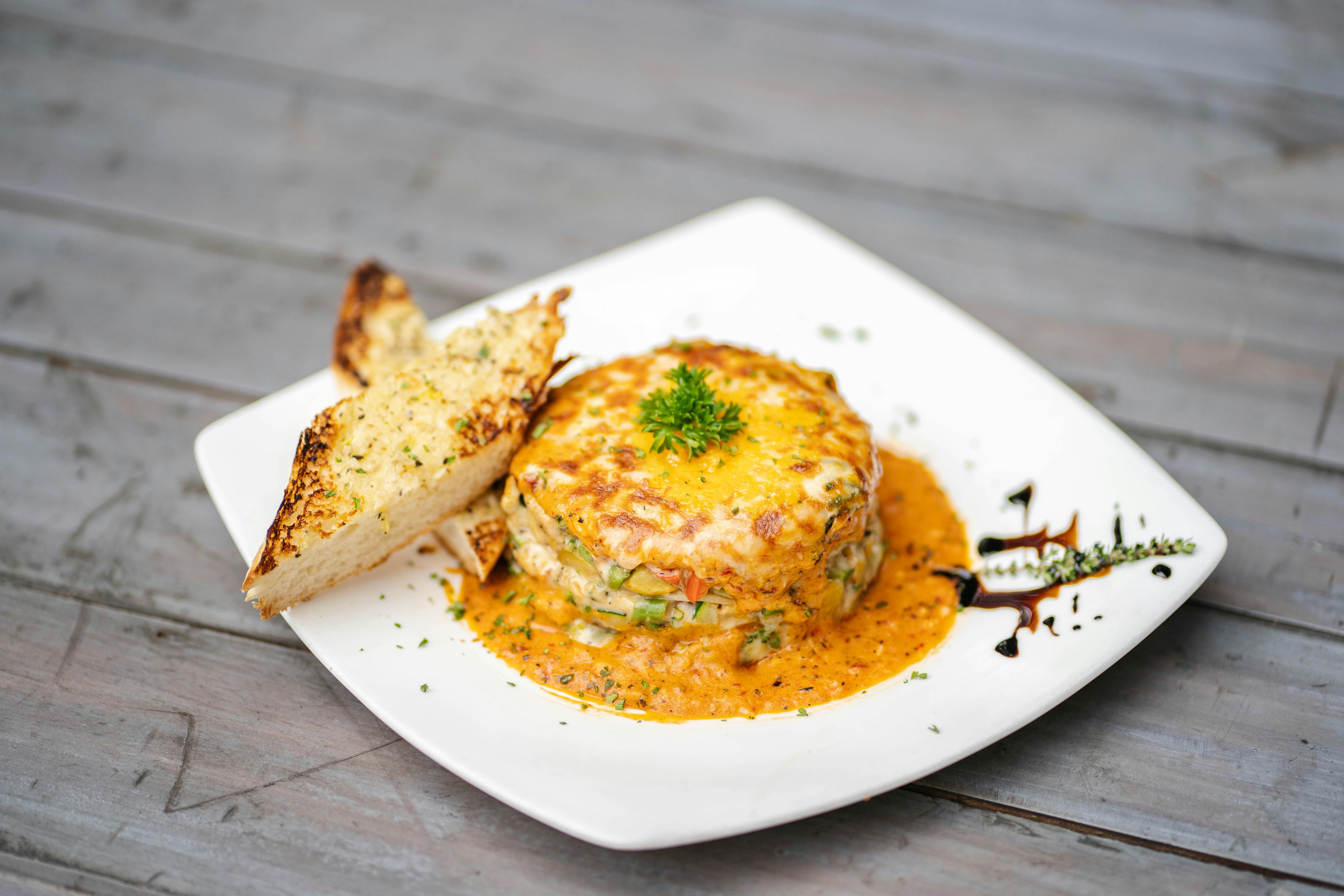 Vista Lateral De Un Delicioso Plato Con Pan De Pita Sobre Tabla De ...