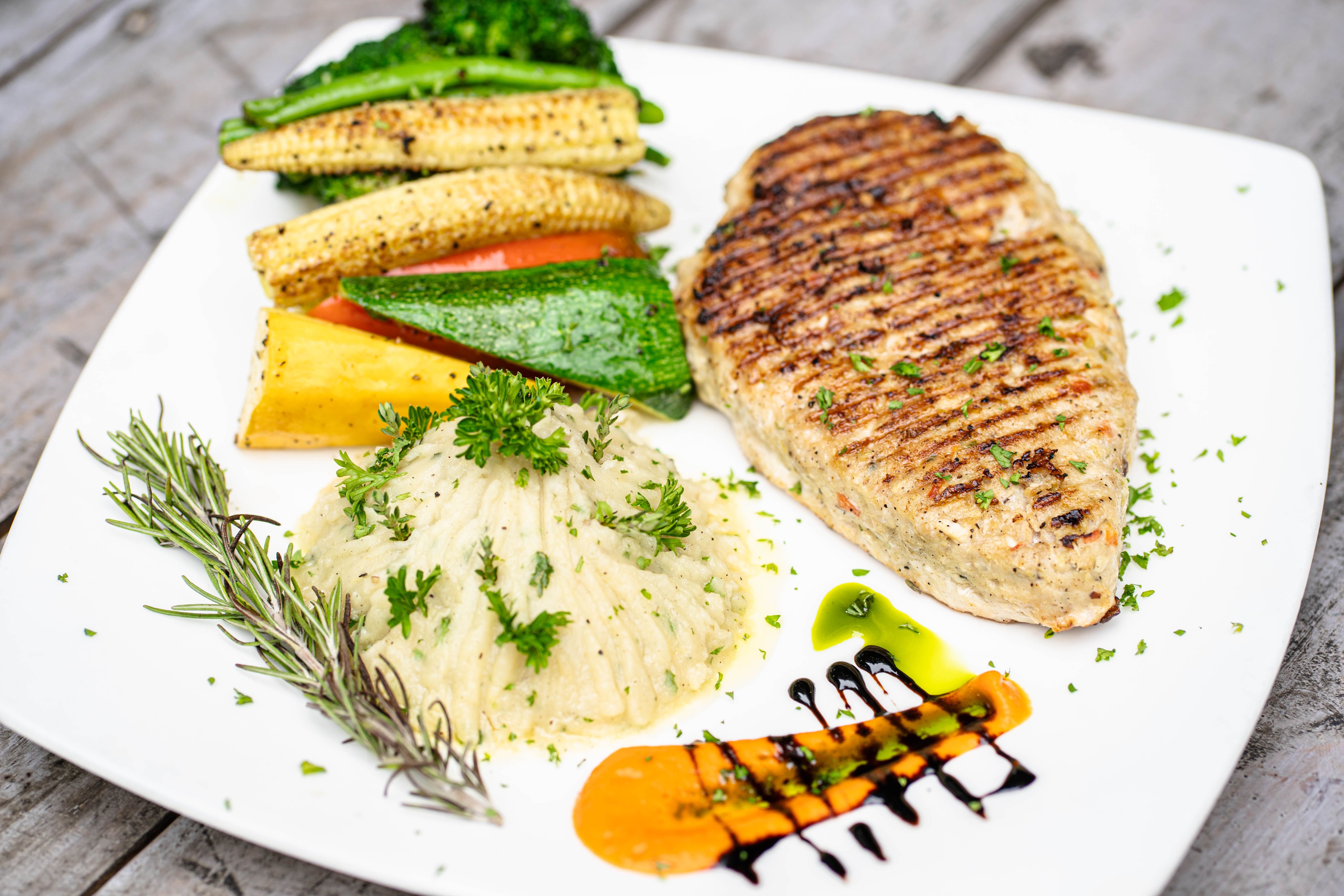 Delicioso Filete De Pescado A La Plancha Con Verduras Y Salsa De ...