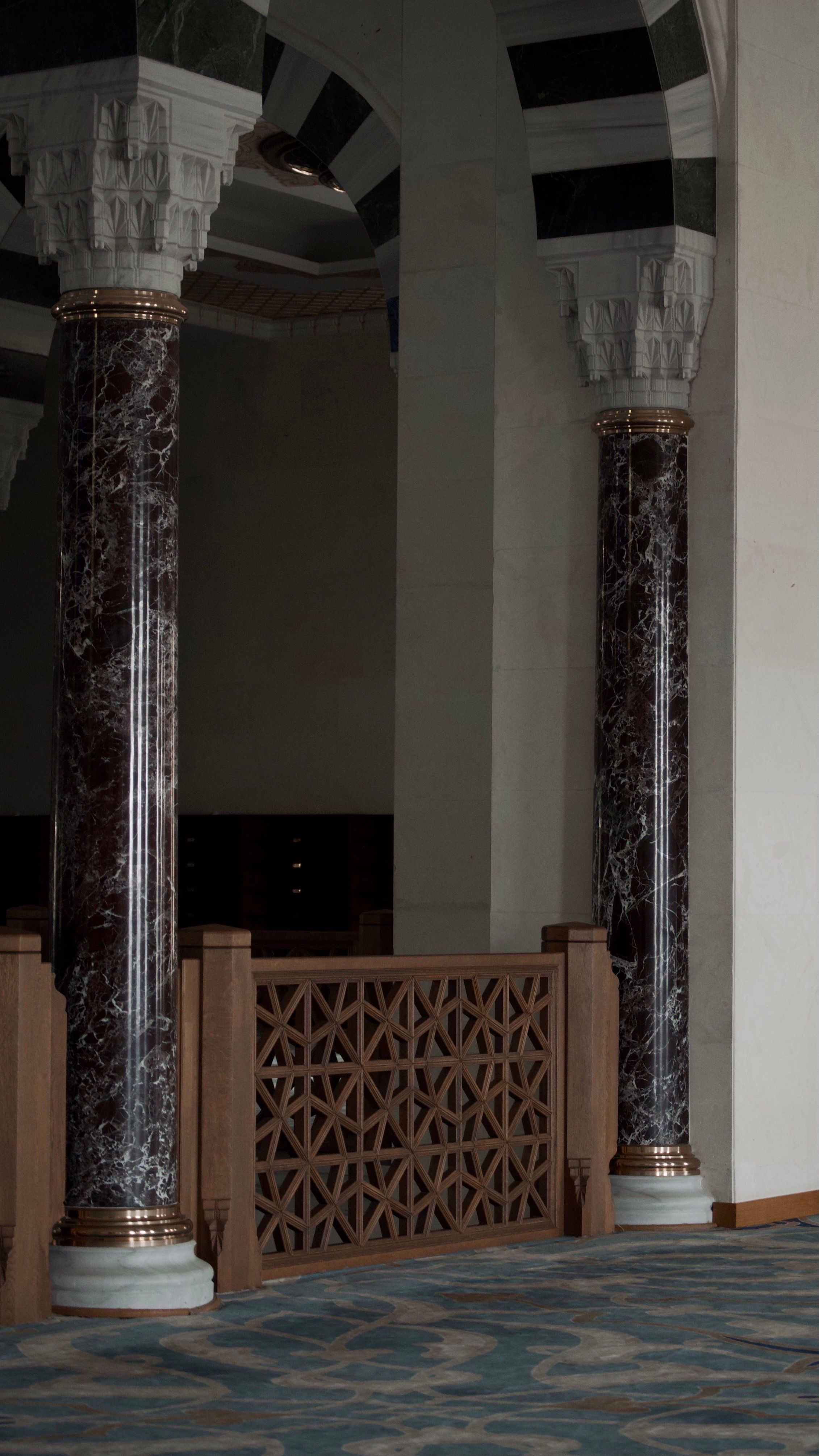 Elegant Architectural Interior with Columns · Free Stock Photo
