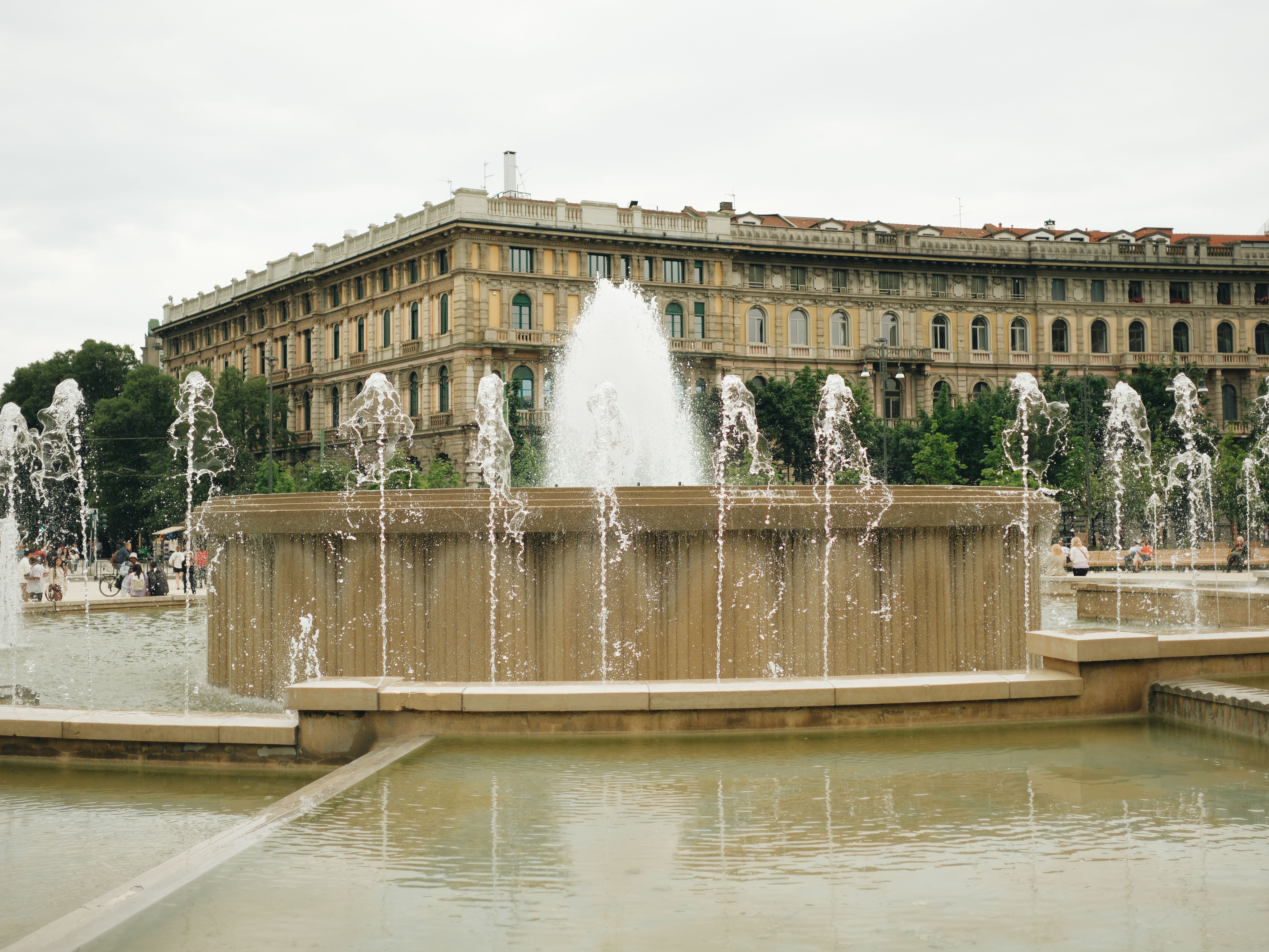 A fountain in front of a building with a fountain · Free Stock Photo