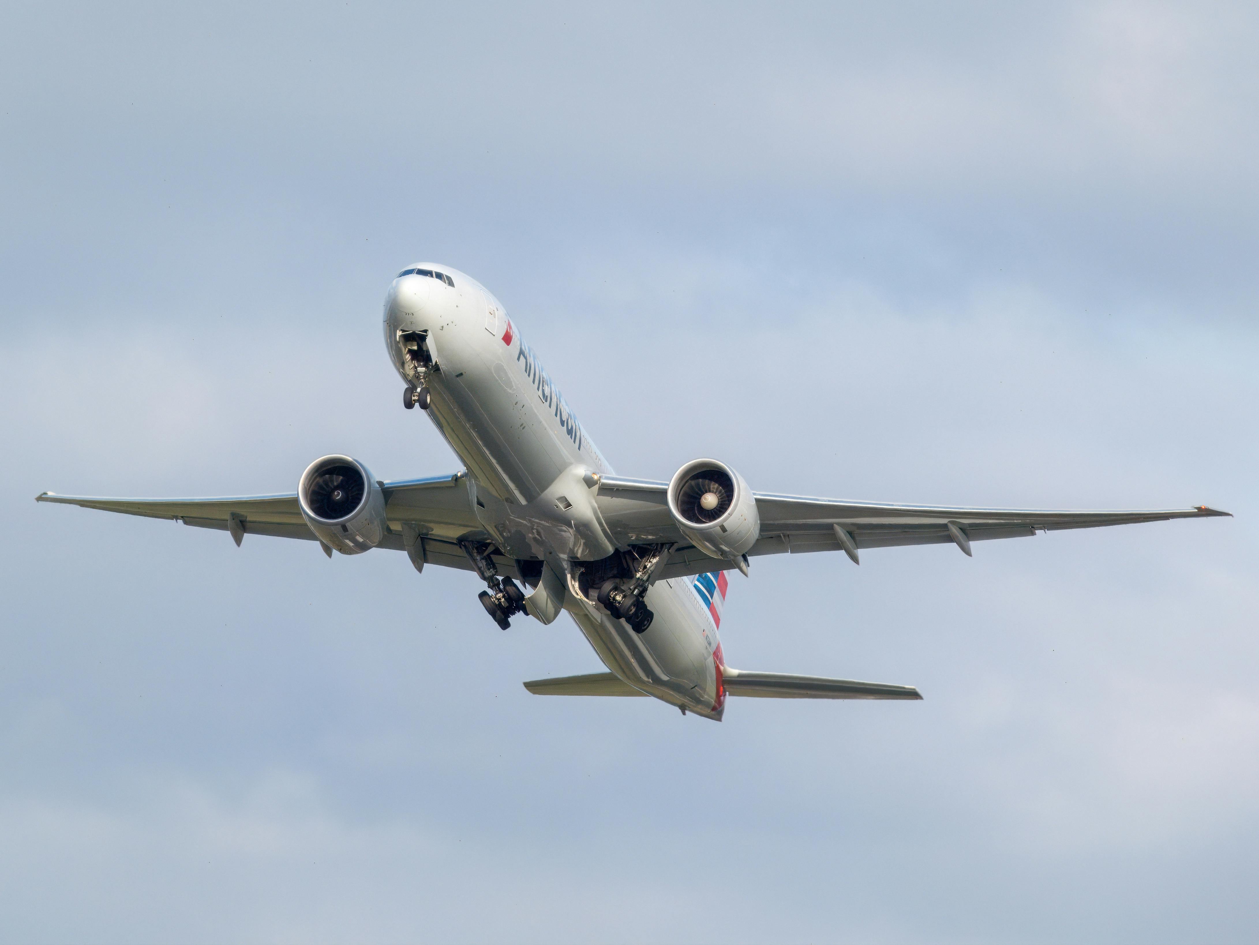 Commercial Airplane in Flight on a Clear Day · Free Stock Photo