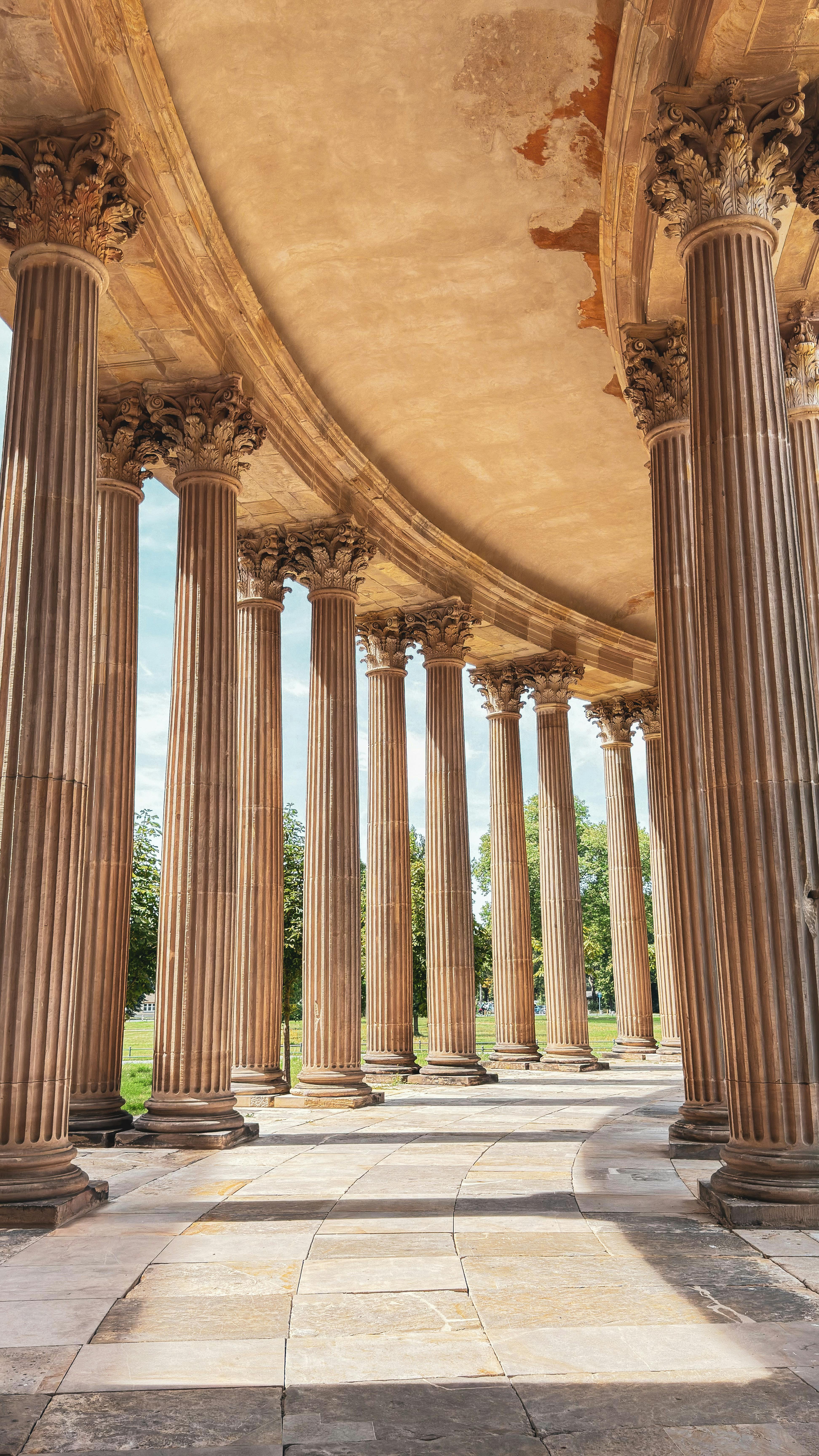 Majestuosa Columnata Con Columnas Corintias · Foto de stock gratuita