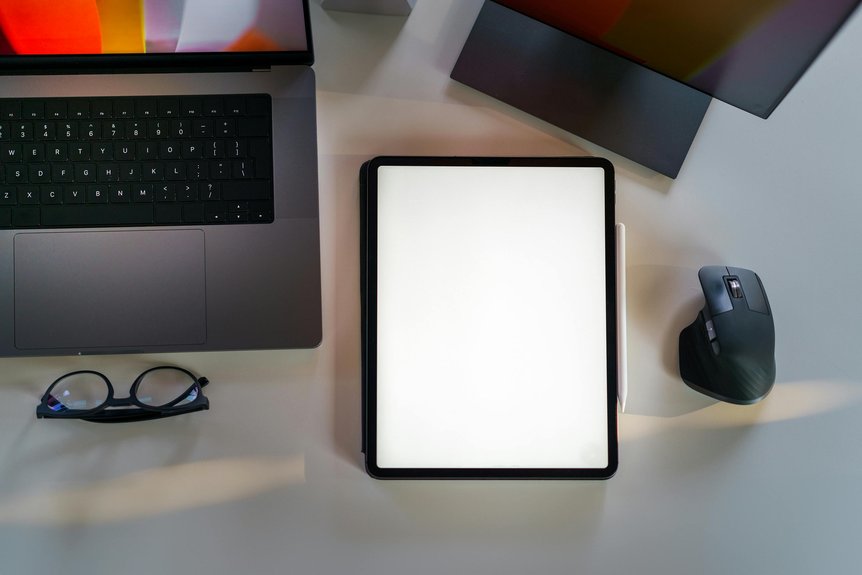 Mockup Layar Tablet Kosong Laptop Tampilan Atas Meja Kantor · Foto Stok ...