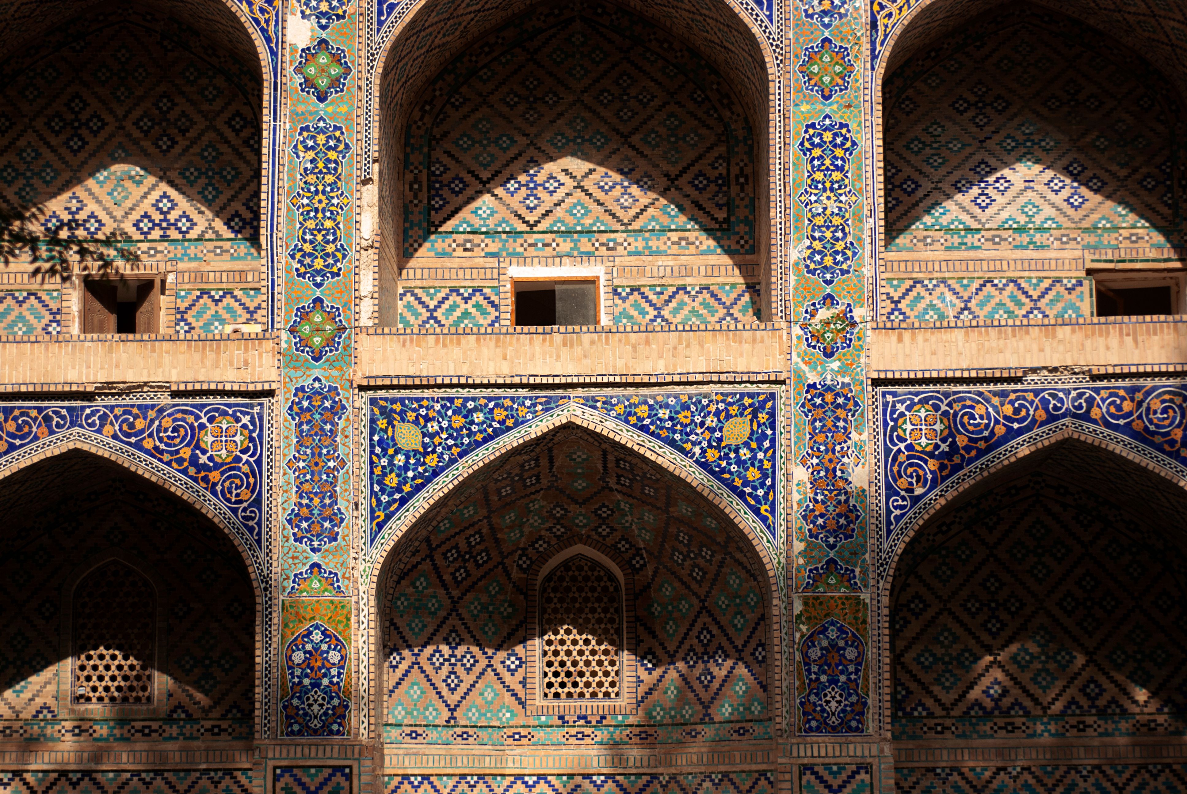 Intricate Islamic Architecture with Mosaic Tiles · Free Stock Photo