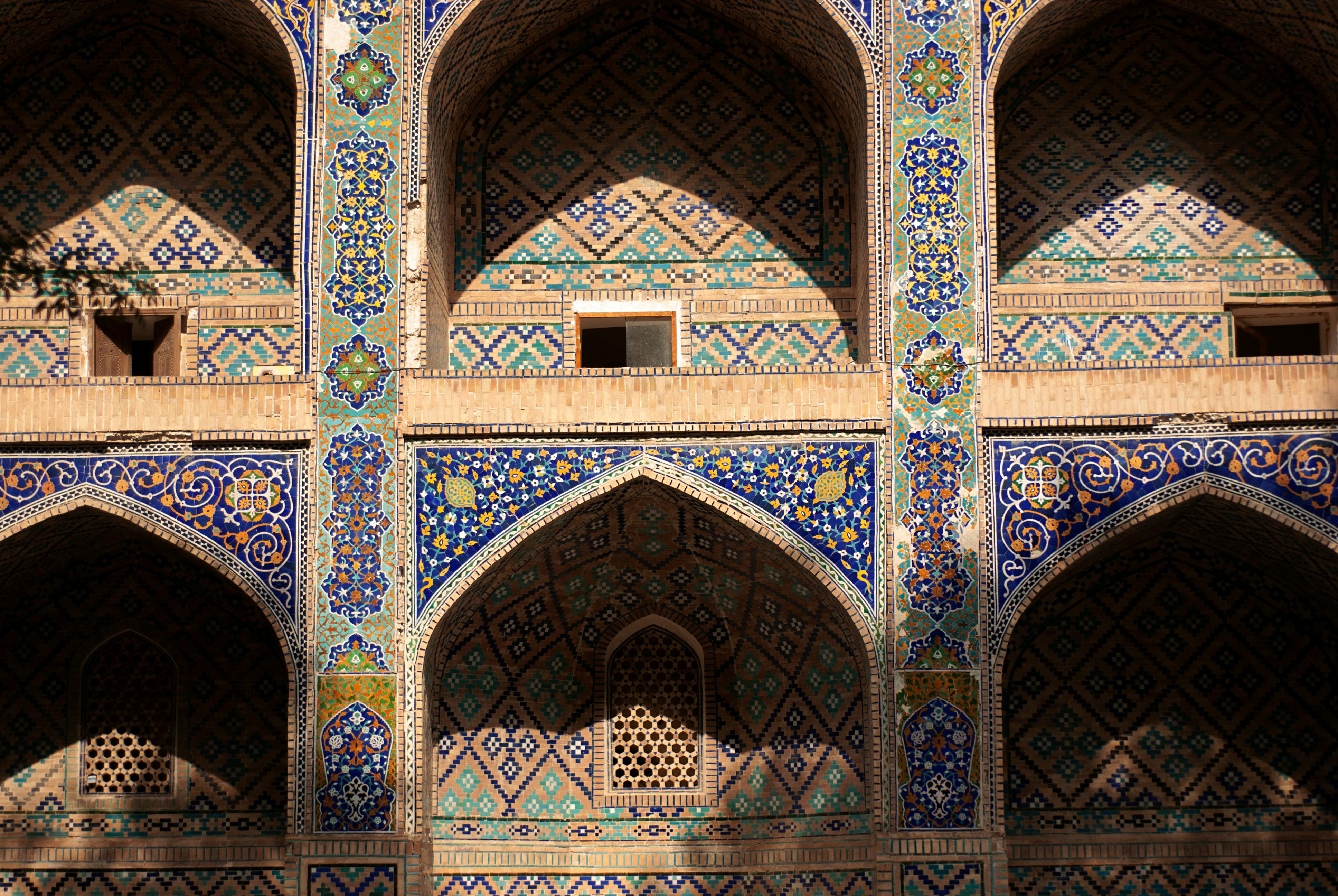 Architecture Islamique Complexe Avec Des Carreaux De Mosaïque · Photo ...