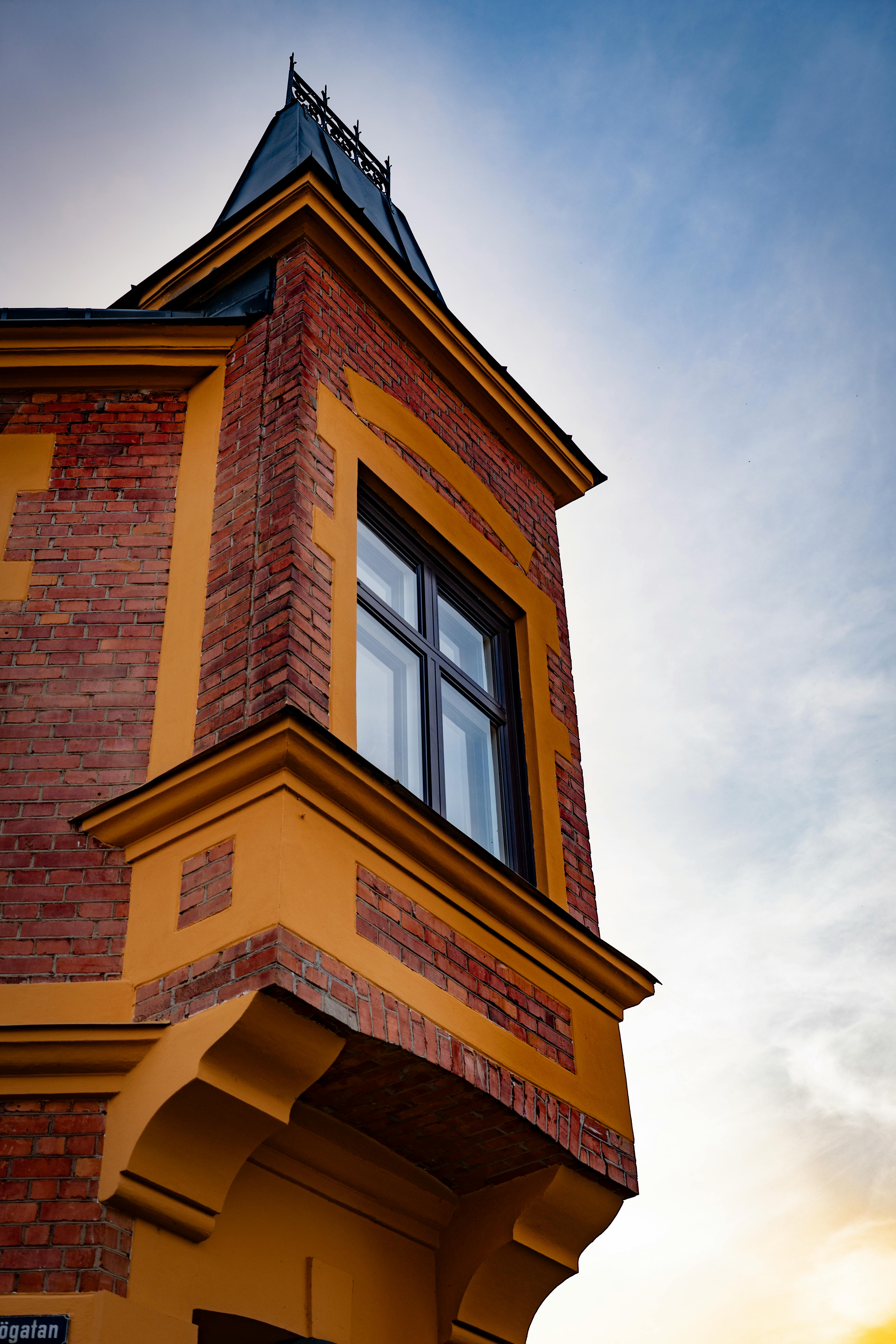 Low Angle Shot of an Oriel · Free Stock Photo