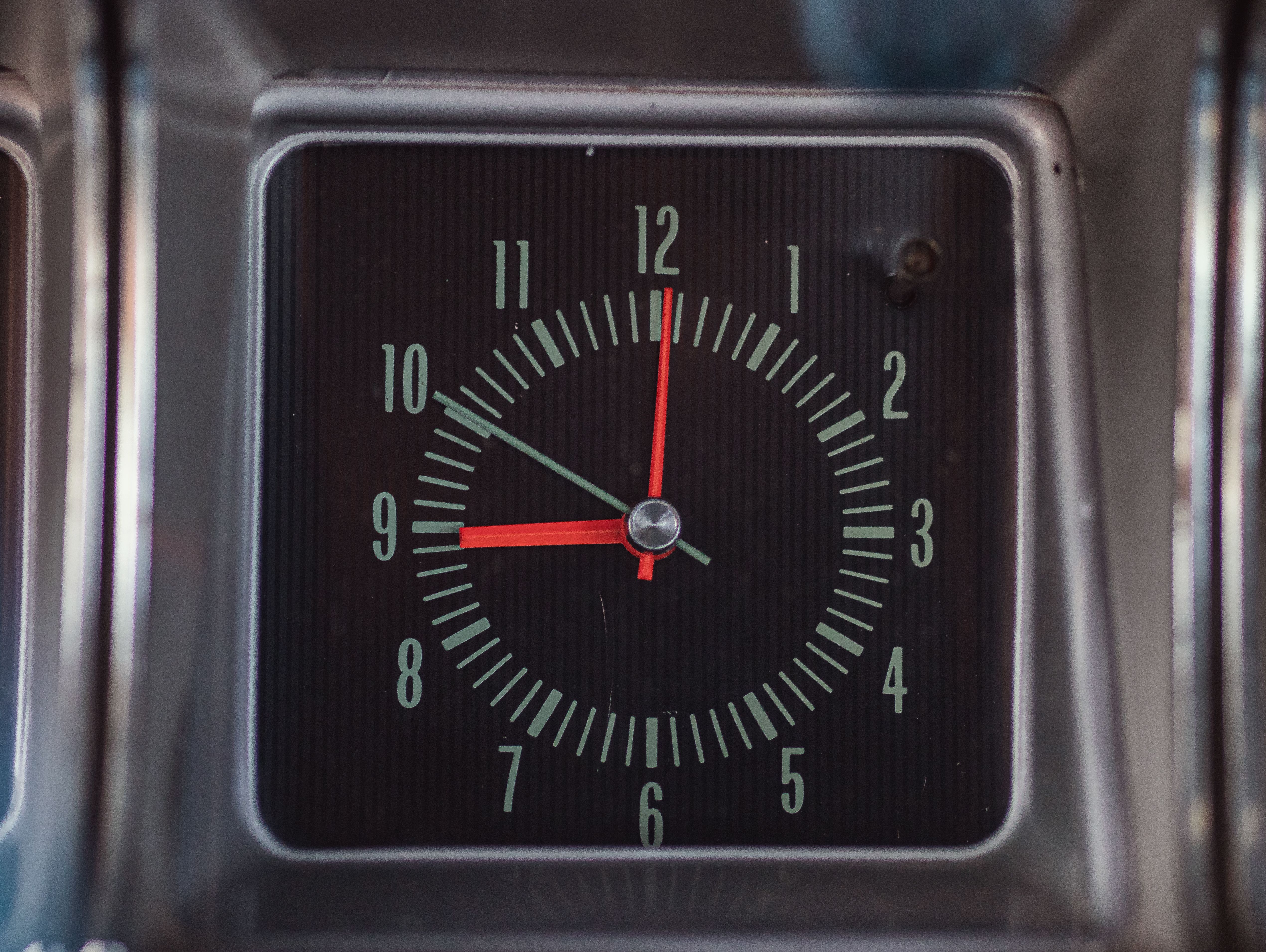 Primer Plano Del Reloj Del Tablero Del Chevrolet Caprice Antiguo · Foto ...