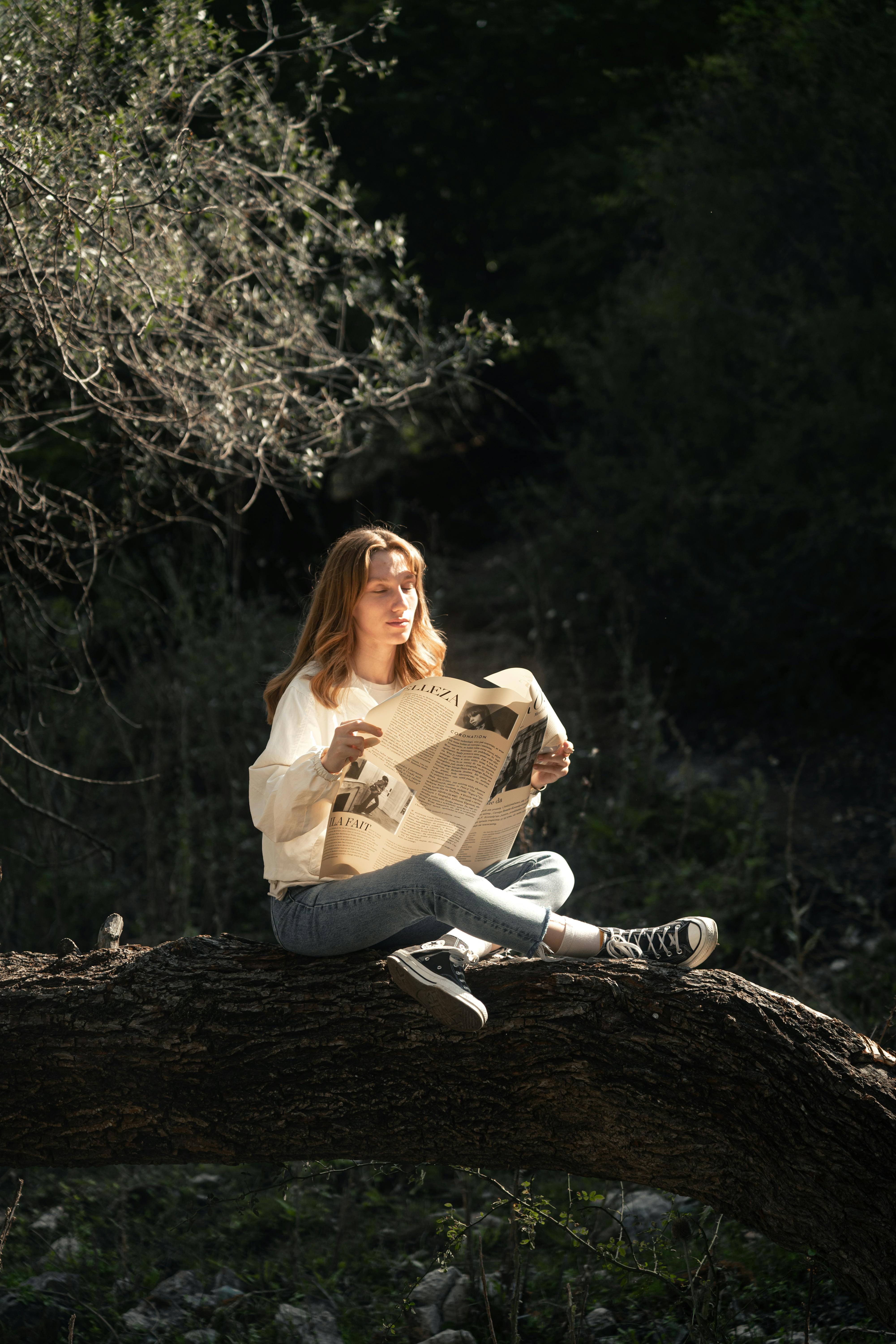 Tree Branch Sitting Photos, Download The BEST Free Tree Branch Sitting ...