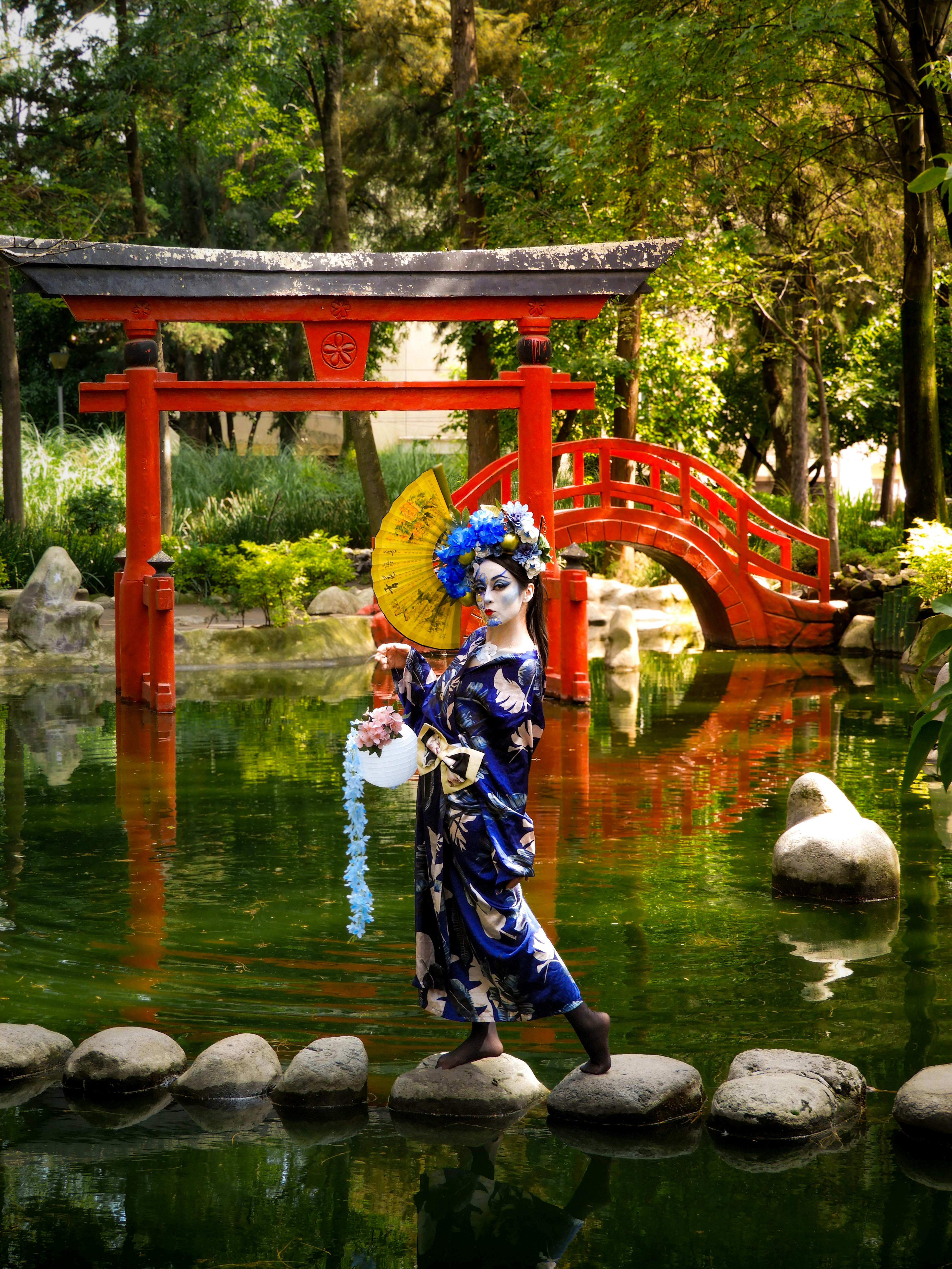 Geisha Modern Di Taman Jepang · Foto Stok Gratis