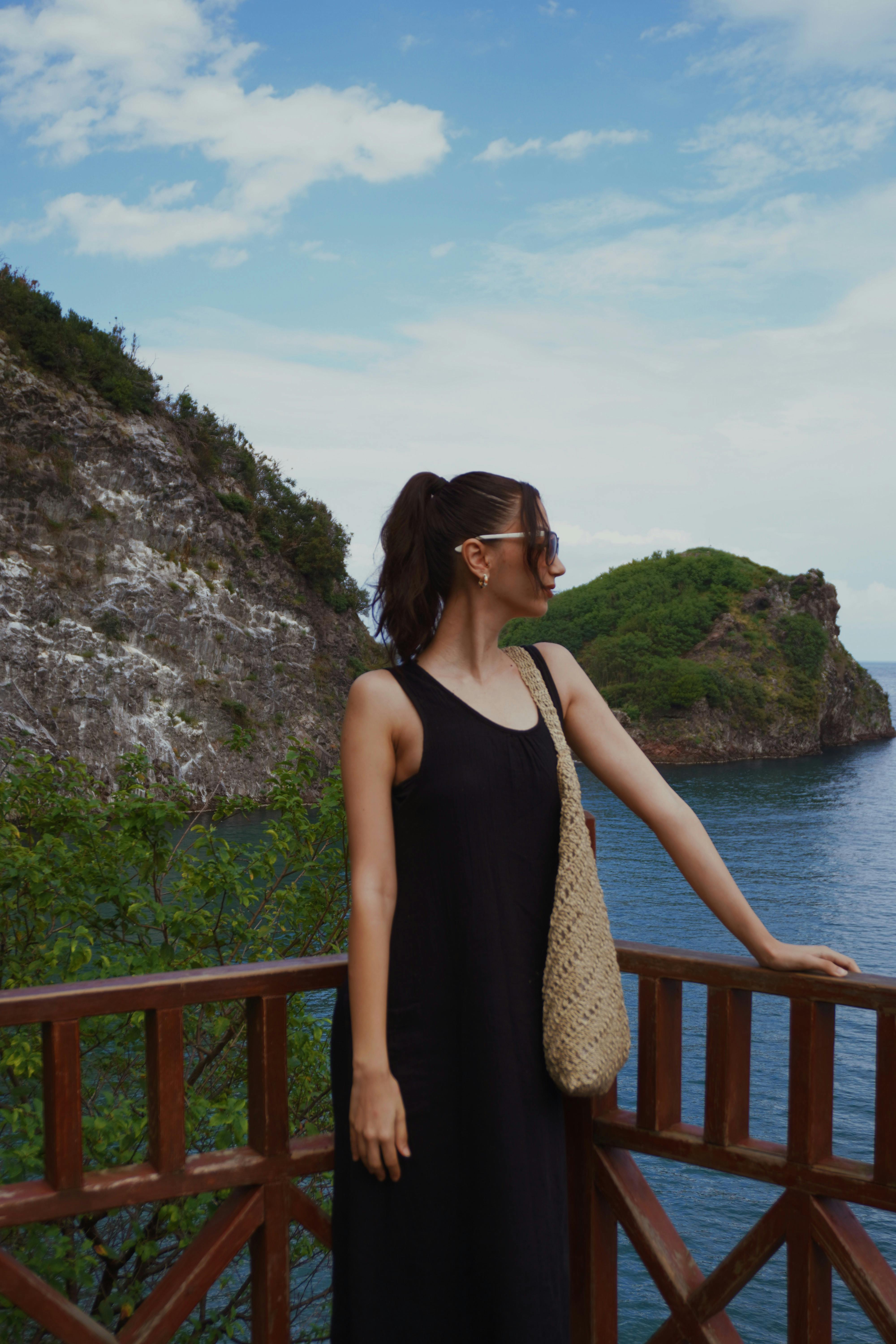 Genç Kadın, Ordu Sahil şeridinin Muhteşem Manzarasının Tadını çıkarıyor ...