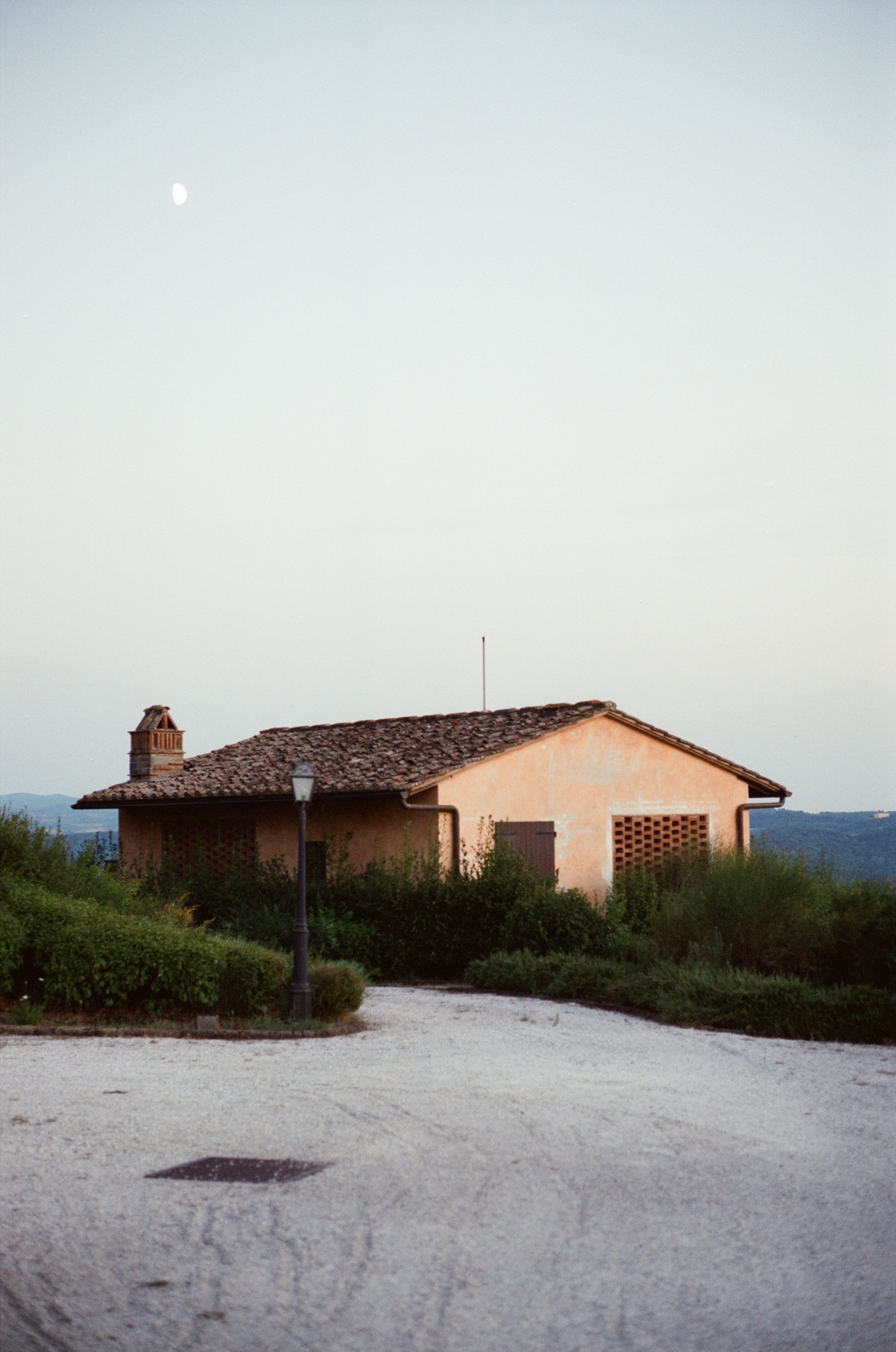 Encantadora Casa Rústica Al Atardecer En El Campo · Foto de stock gratuita