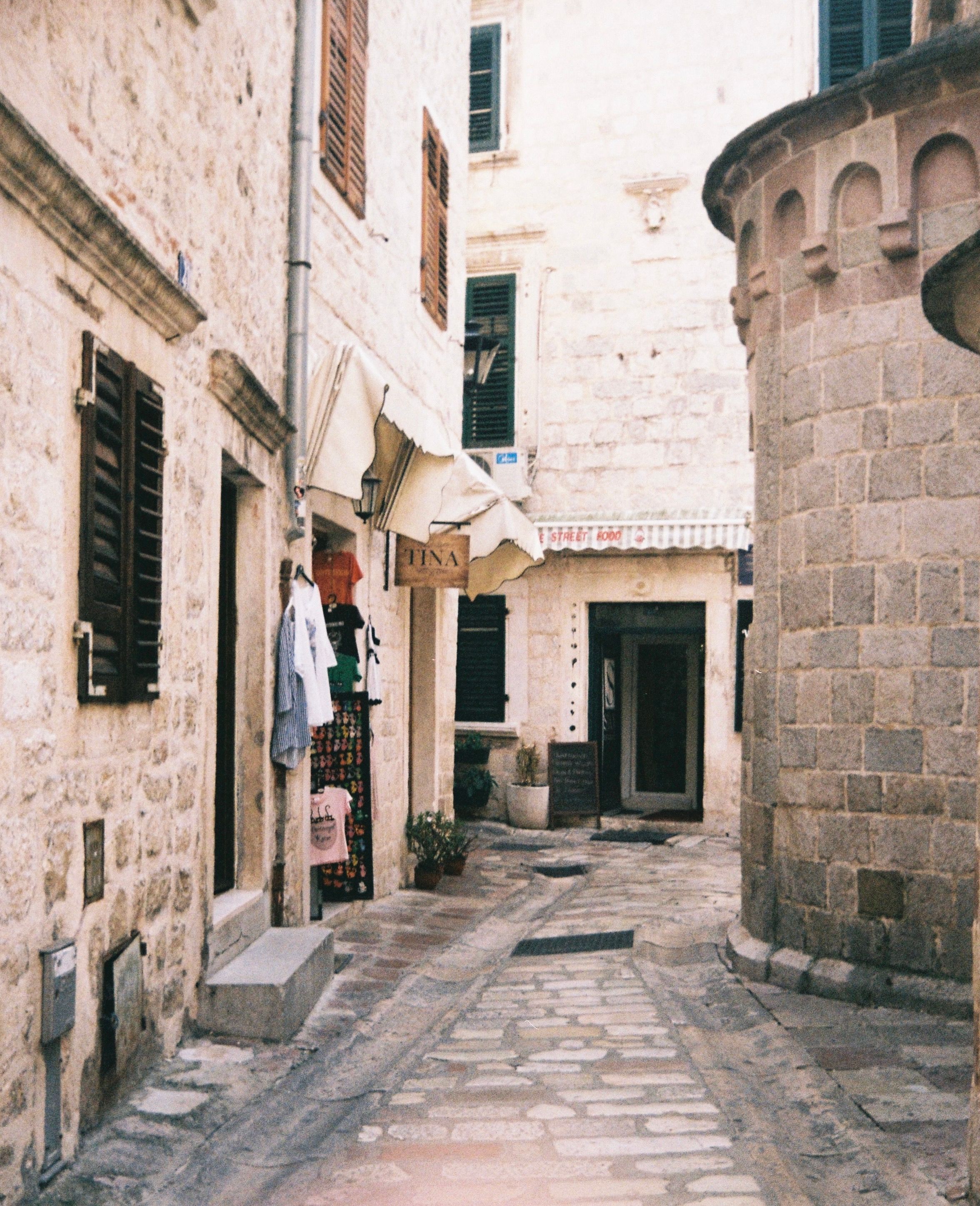 Charming Narrow Stone Alleyway in Historic Town · Free Stock Photo